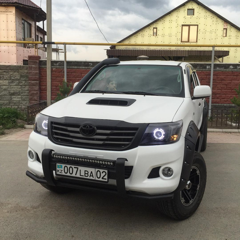 линзы зло — Toyota Hilux (7G), 2,7 л, 2009 года | стайлинг | DRIVE2