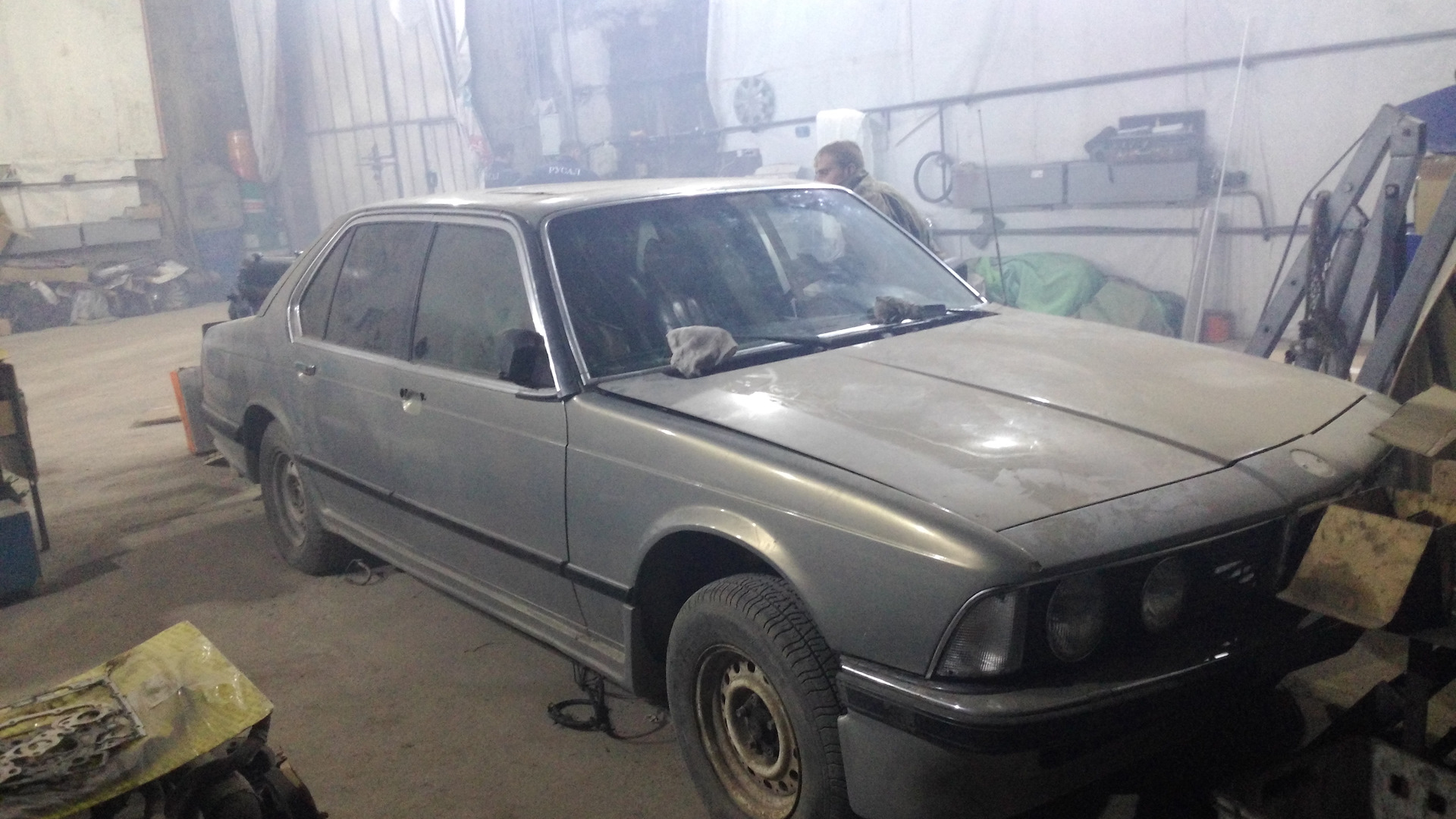 Ещё один шаг вперед. Установлено новое лобовое стекло. Помогали друзья. :) — BMW 7 series (E23 ...