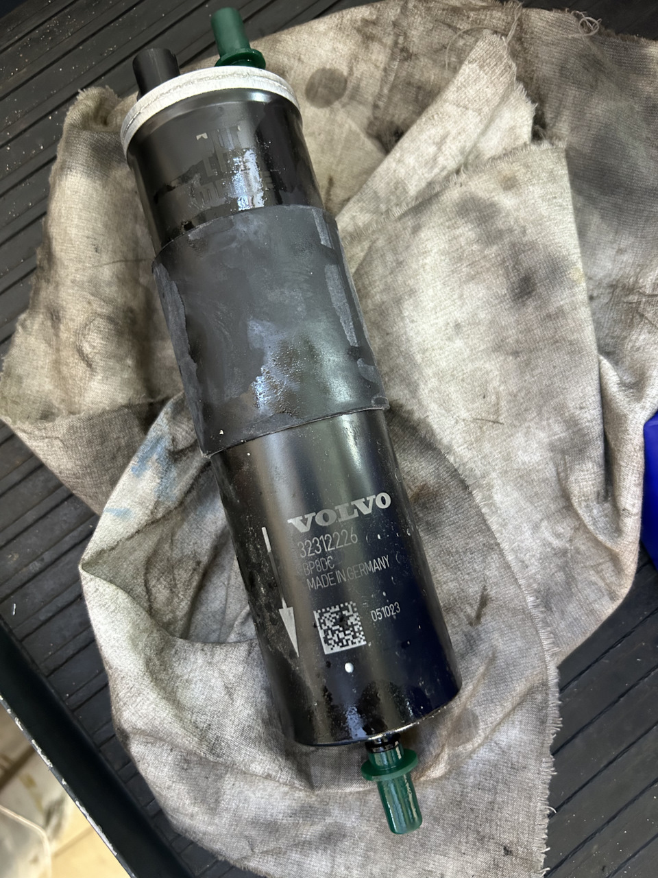 Замена топливного фильтра — Volvo V60 (2G), 2 л, 2020 года | визит на ...