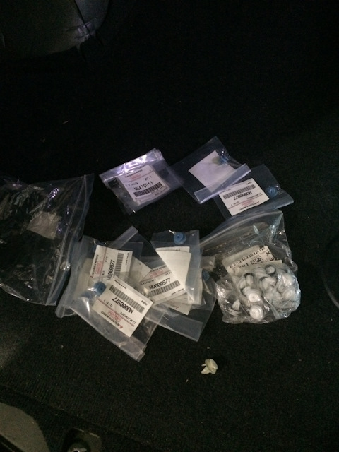 MU000977 ФИКСАТОР ПРОКЛАДКИ СТЕКЛА ЗАДН.ПАНЕЛИ Mitsubishi | Запчасти на ...