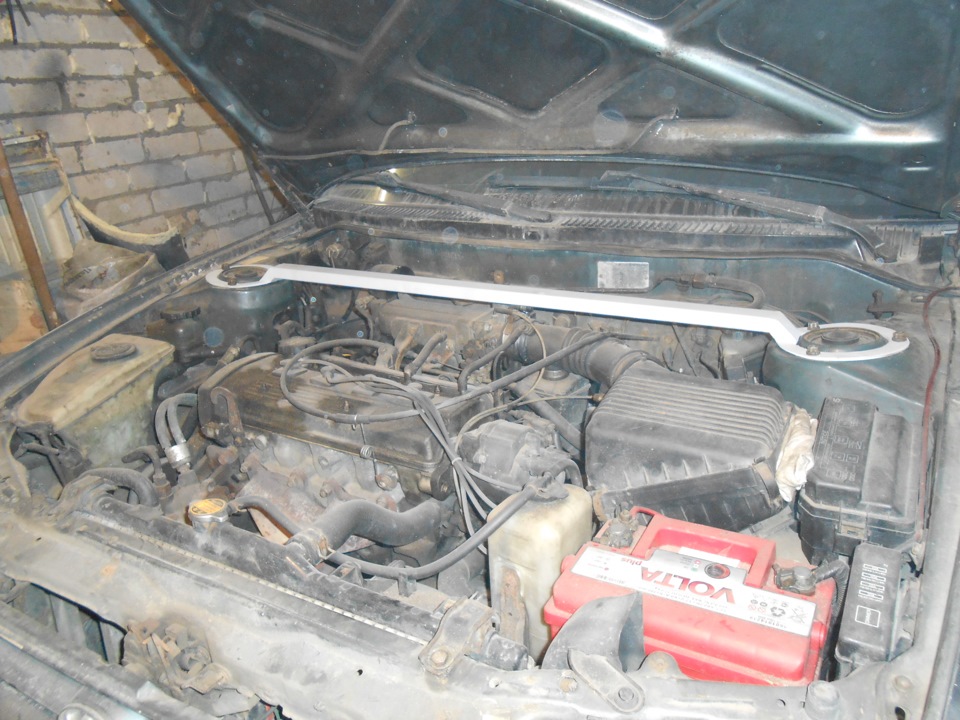 распорка под капот — Toyota Corolla (100), 1,3 л, 1994 года | просто ...