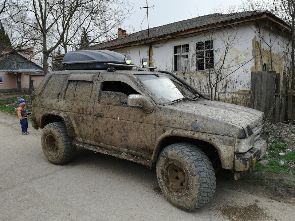 Просто грязь и два Ниссана — Nissan Patrol GR I (Y60), 2,8 л, 1997 года ...