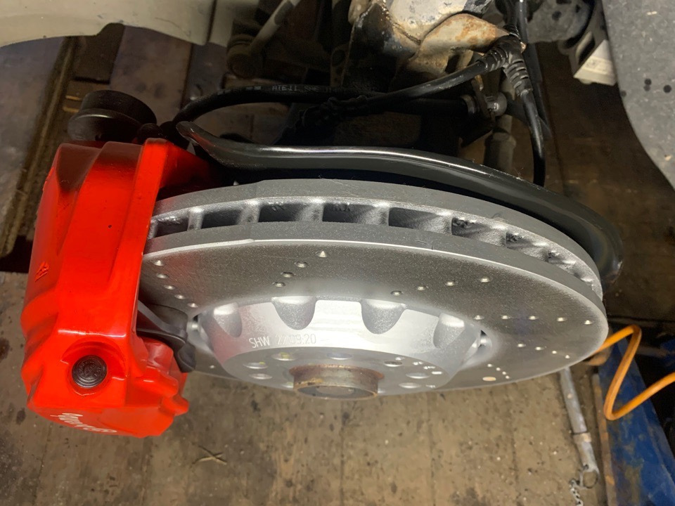 Установка передних тормозов — Volkswagen Golf Mk6 GTI, 2 л, 2010 года ...