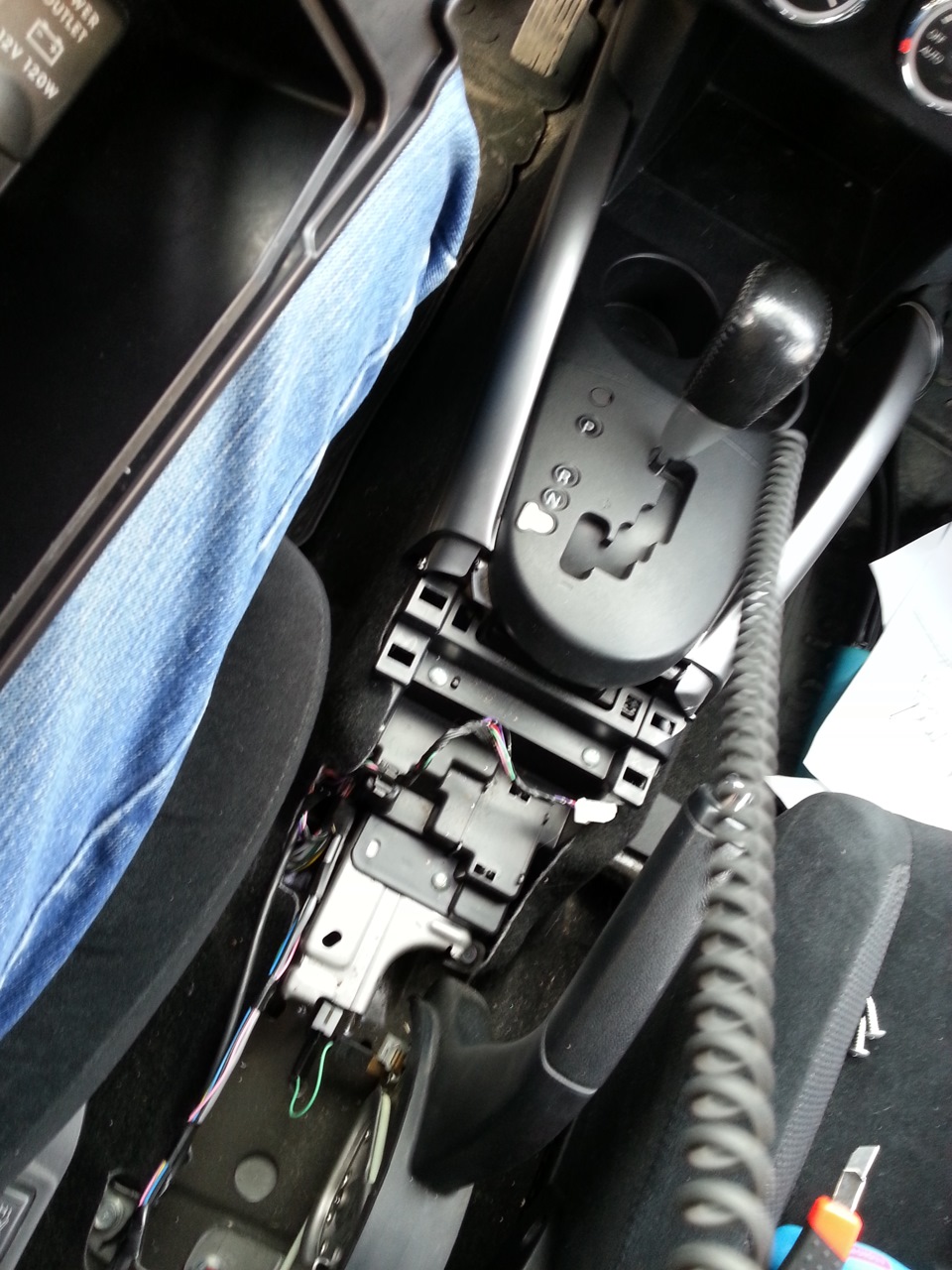 Установка USB в подлокотник — Mitsubishi Outlander XL, 2,4 л, 2011 года ...