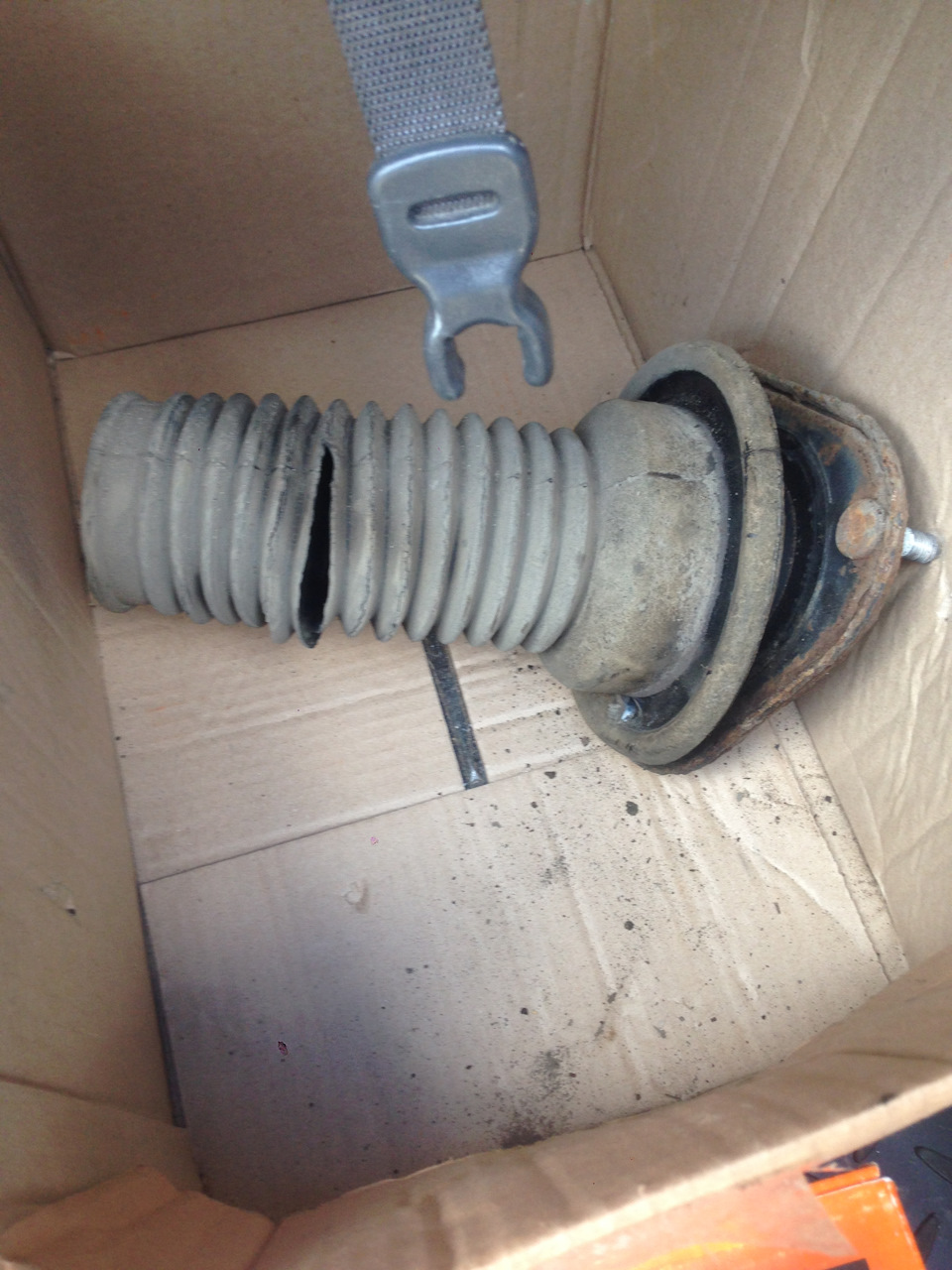 Замена передних амортизаторов — Toyota RAV4 (III), 2,4 л, 2007 года ...