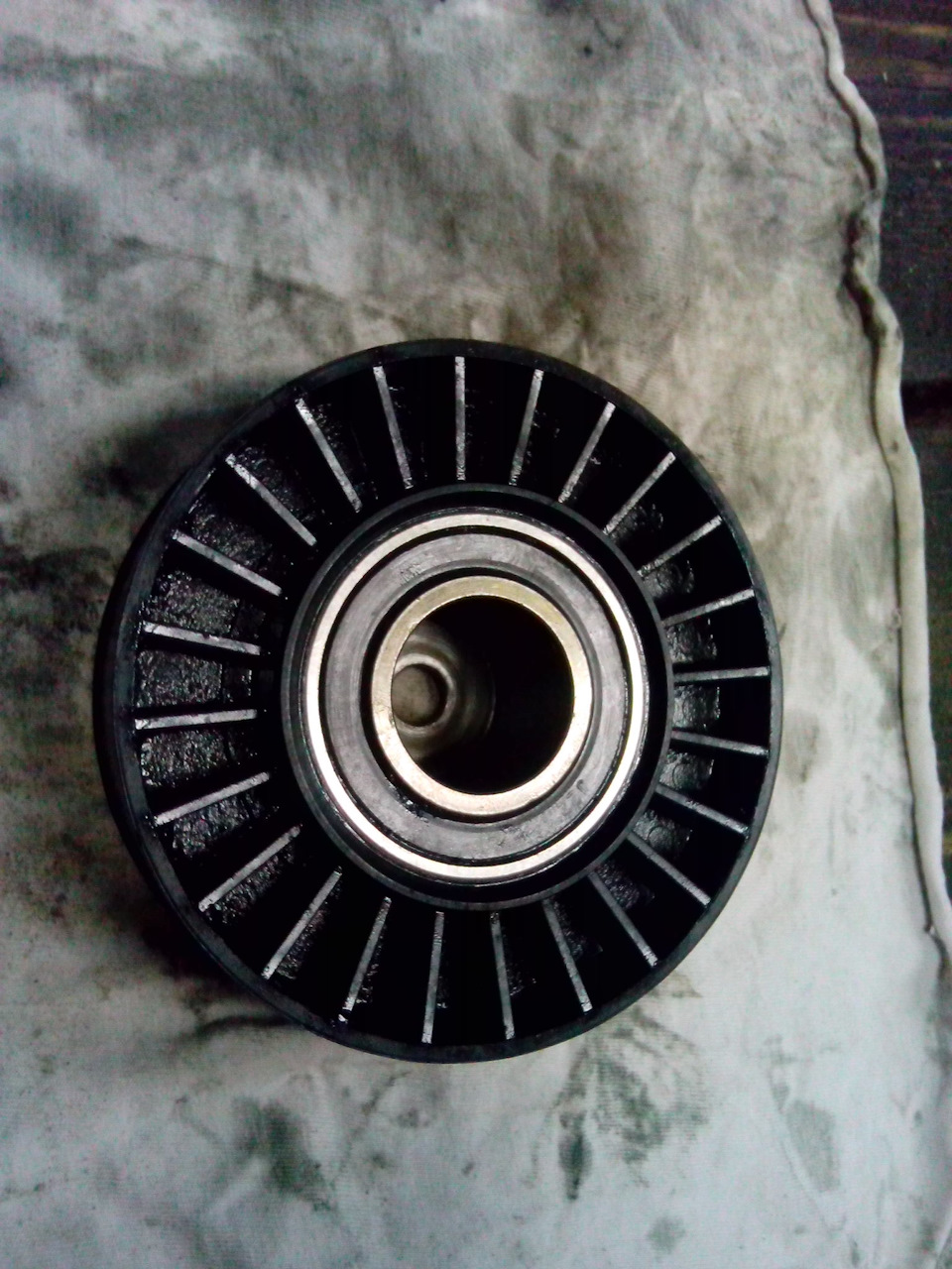 Обводной и натяжной ролики — Volkswagen Transporter T4, 2,5 л, 1997 ...