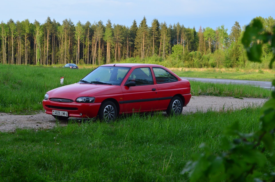 пара новых фоточек — Ford Escort Mk6 1 4 л 1995 года фотография