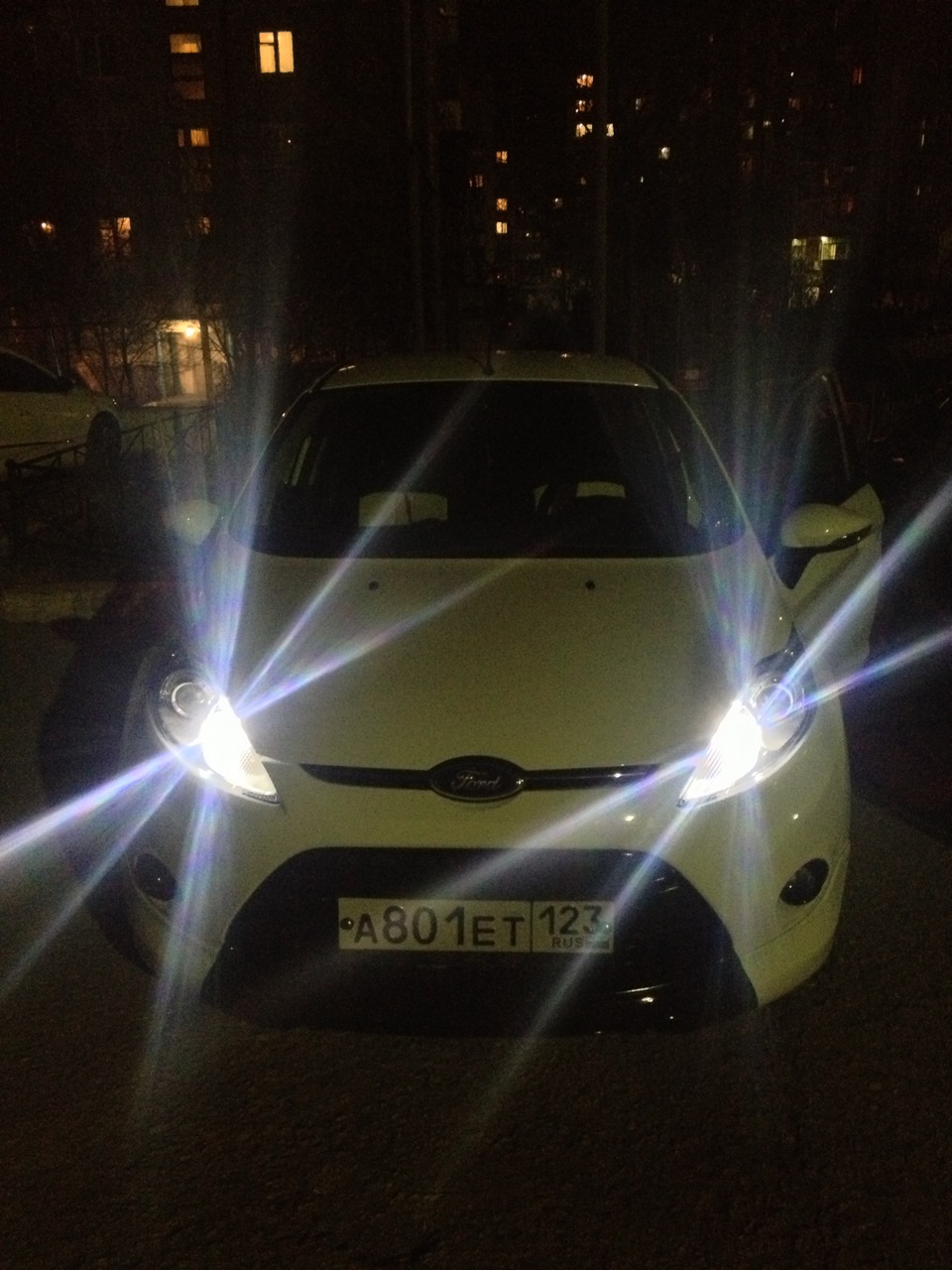 Поменял лампочки в габариты и ближний) — Ford Fiesta (Mk VI), 1,4 л ...