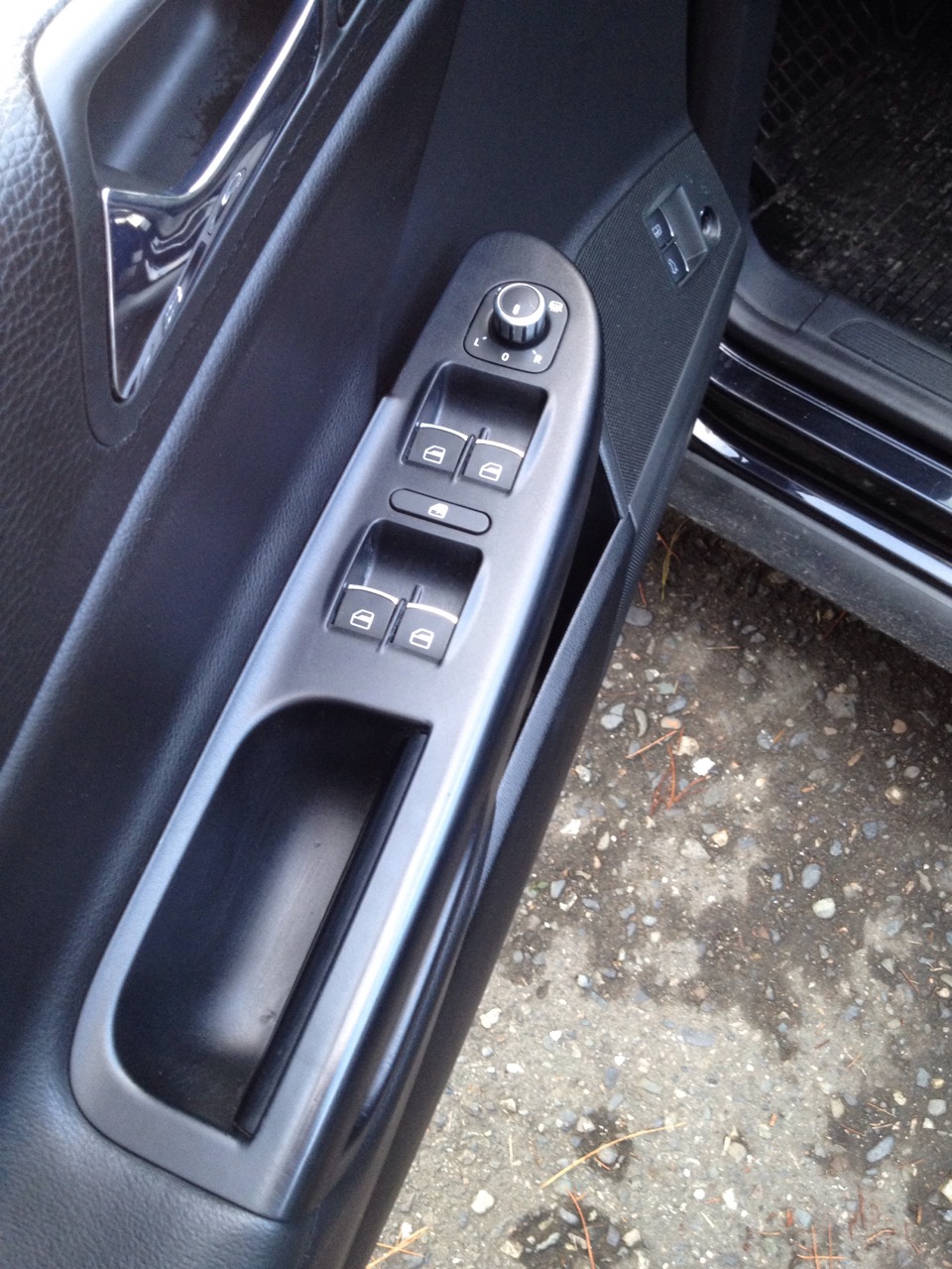 Кнопки отпирания лючка бака и багажника — Volkswagen Passat B6, 2 л ...