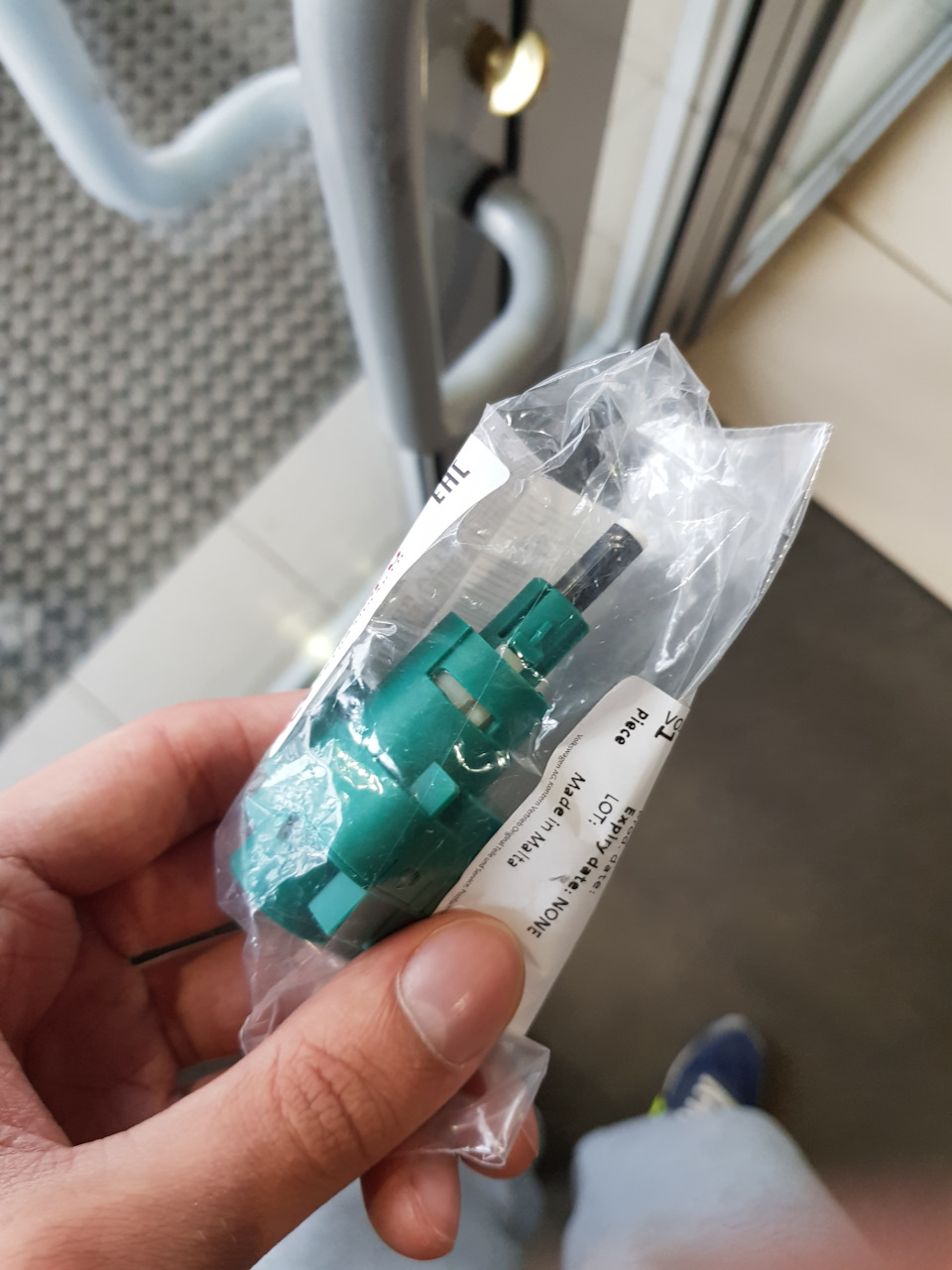 Замена лягушки педали тормоза — Volkswagen Golf Mk5, 1,6 л, 2004 года ...