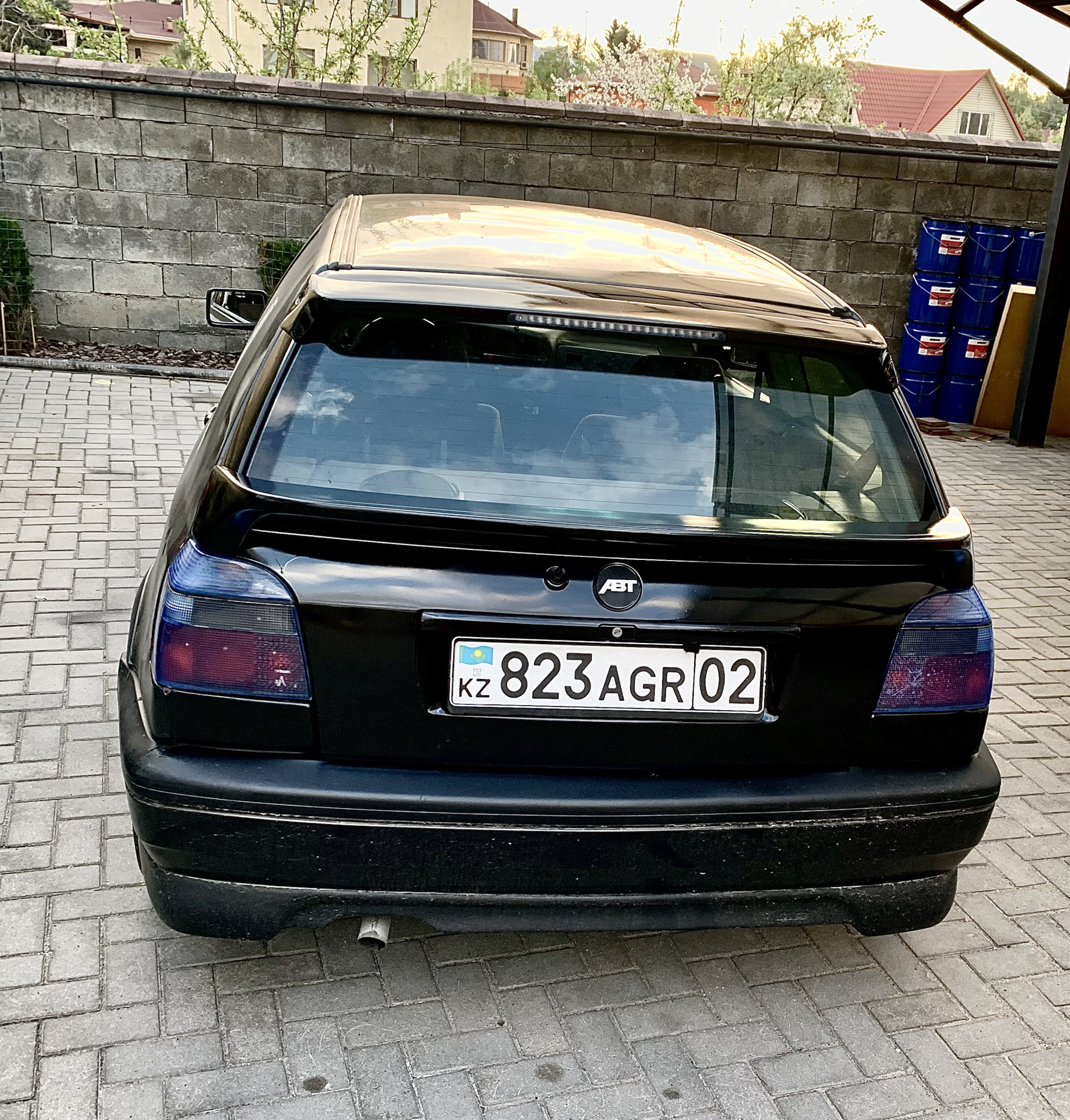 Спойлер hella blue и фонари hella magic color blue — Volkswagen Golf ...