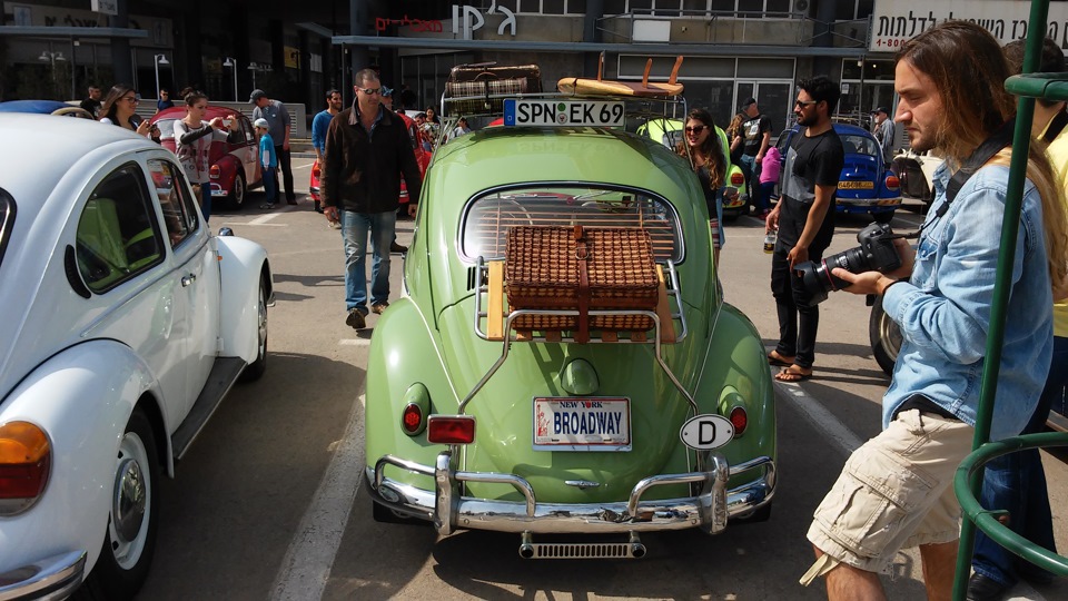 Шикарно отреставрированный VW Beetle. 2015 VW old timers event (3) — Toyota Corolla (160), 1,6 л ...