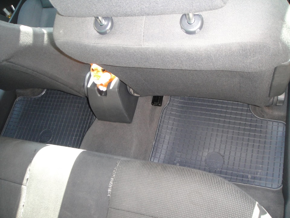 Новые коврики — Opel Astra H, 1,4 л, 2007 года | аксессуары | DRIVE2