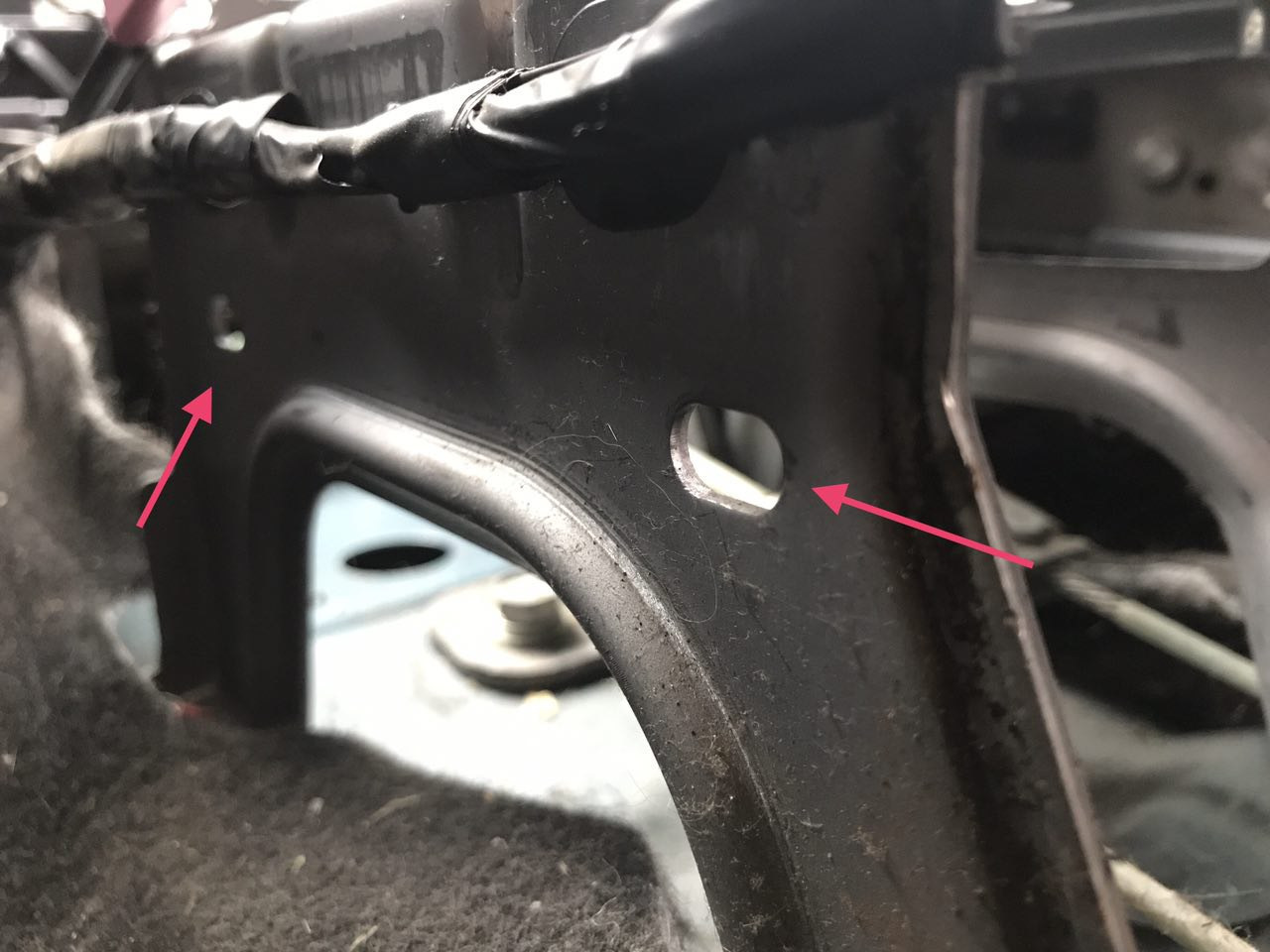 OEM Mitsubishi Armrest with USB/AUX Connectors — Mitsubishi Outlander ...