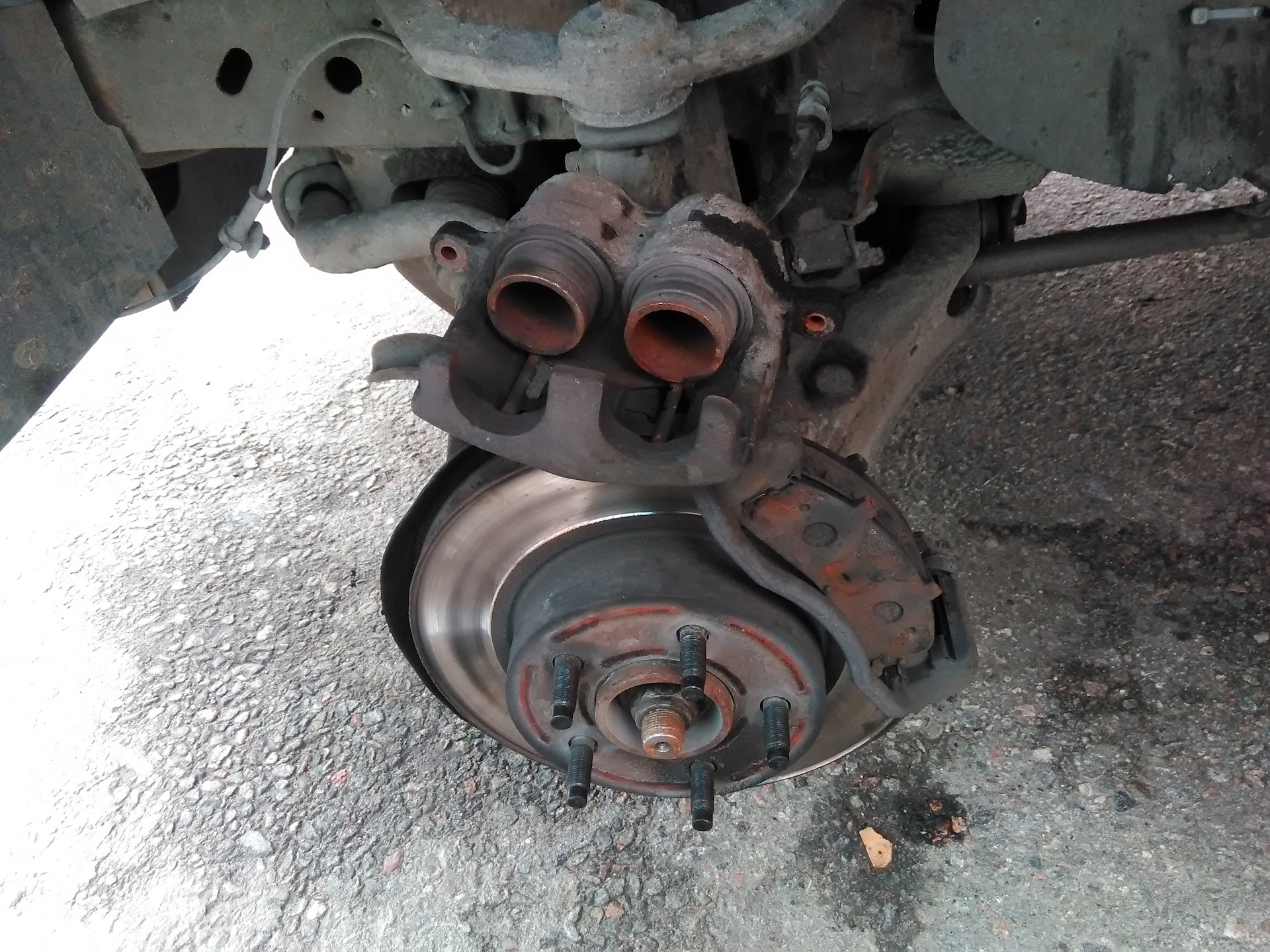 Замена тормозных колодок — Ford Explorer (2G), 4 л, 1997 года | своими ...