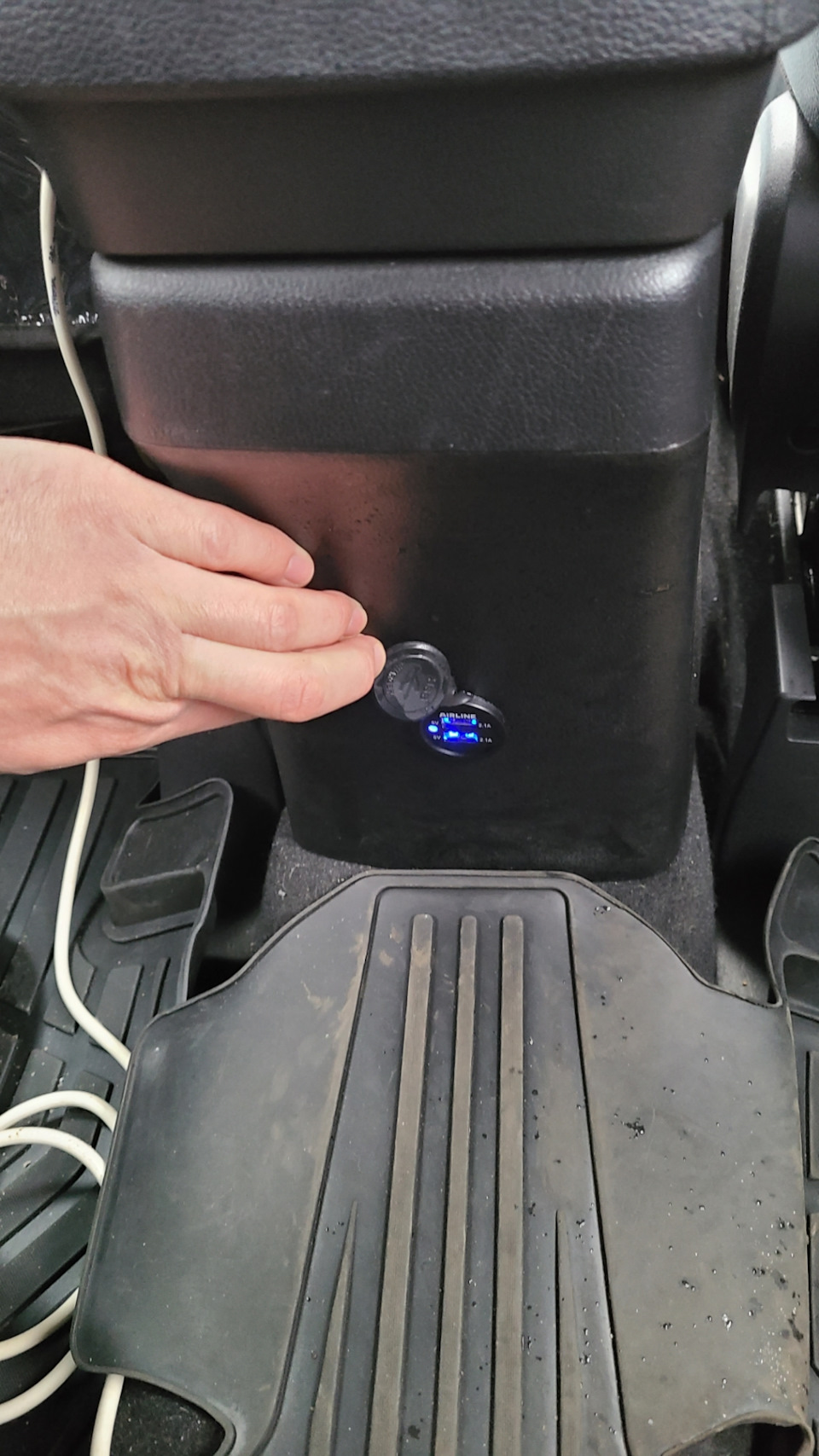 Usb зарядка для задних пассажиров — Mitsubishi Outlander (3G), 2,4 л ...