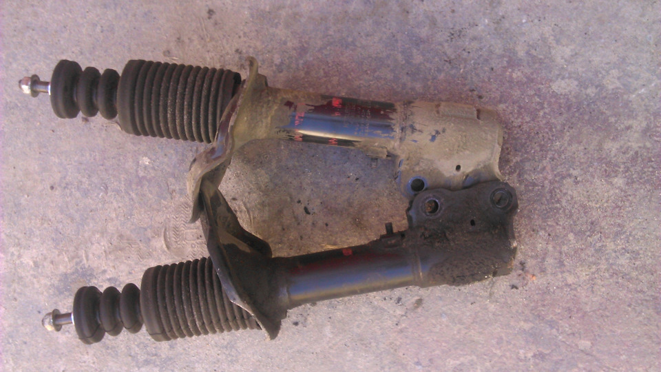 Подскажите стойки KYB газовые или газомасло ? А родные просто масляные ...