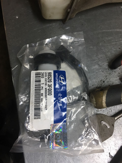 985203F000 Датчик уровня жидкости бачка стеклоомывателя KIA HYUNDAI ...