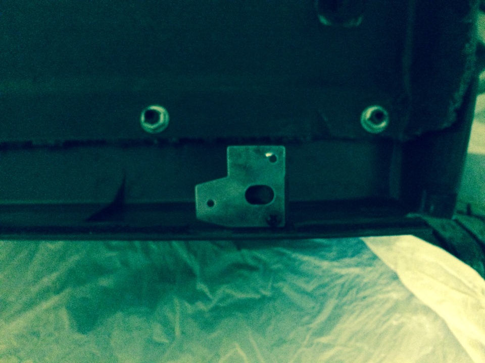 Ремонт креплений внутренней накладки двери багажника — Volvo V70 R (1G ...