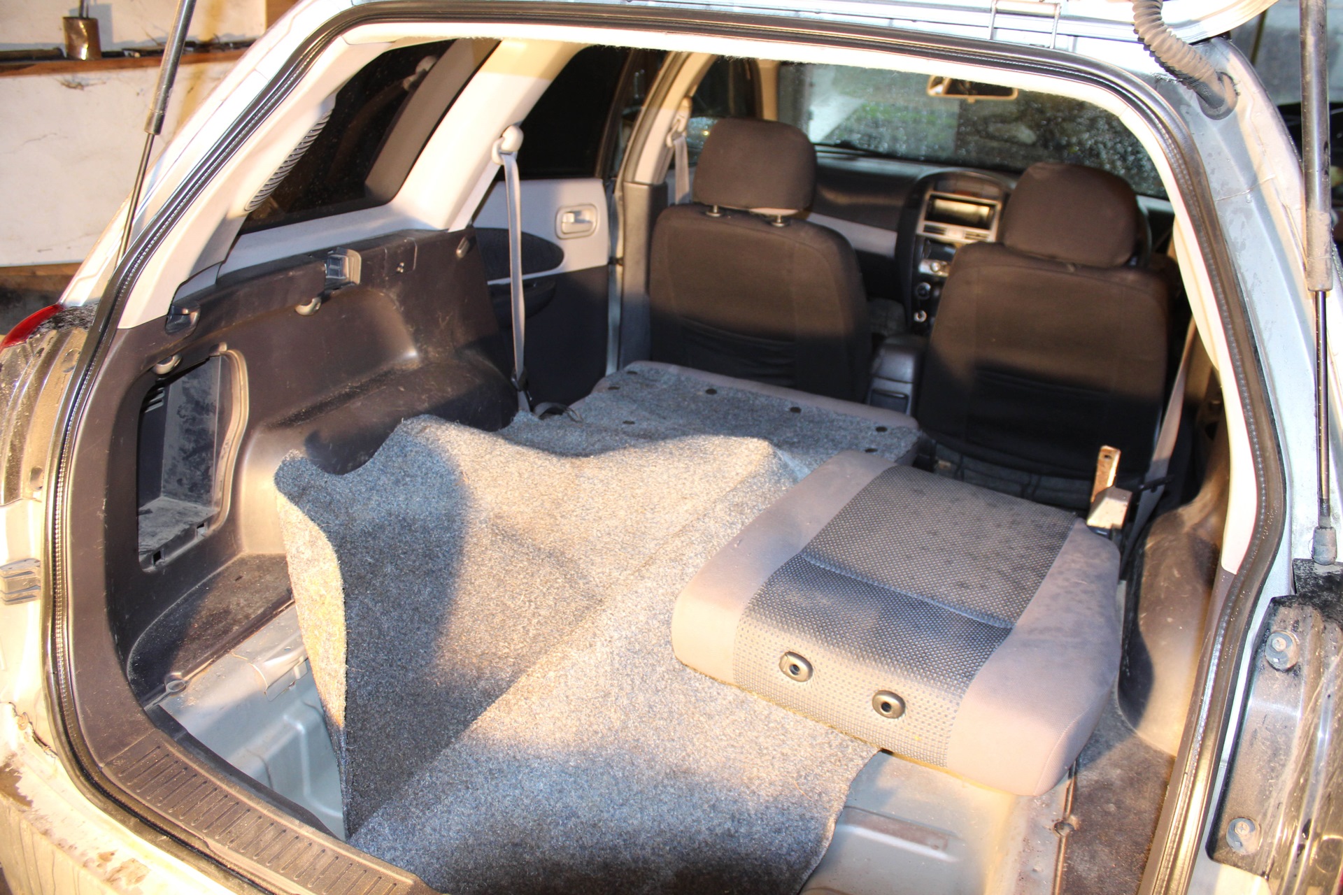 Разбираем салон, ищем источник симфонии из задней части. — Nissan Wingroad (Y11), 1,5 л, 2001 ...