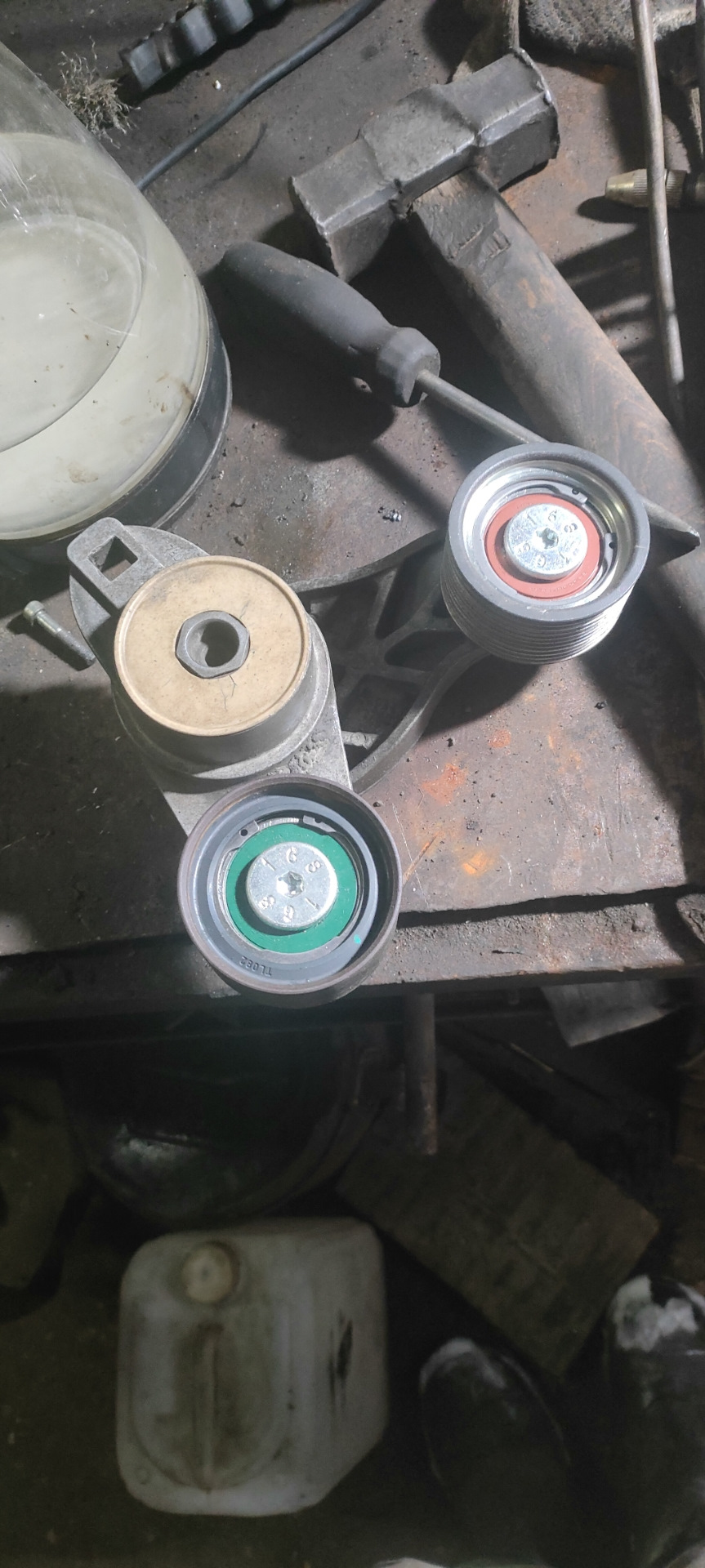 Замена подшипников на приводных роликов и патрубка — Volvo fh, 9,9 л ...