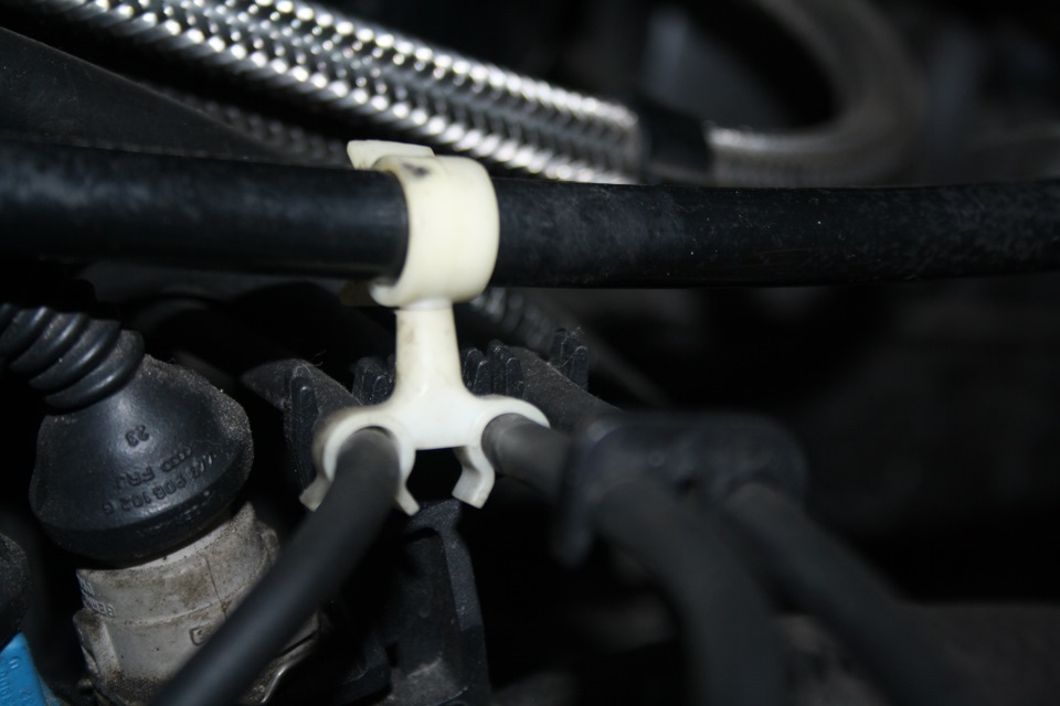 Кронштейны подкапотные и прочая мелочевка. — Audi 100 Avant (C4), 2 л ...