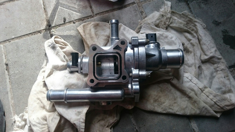 Корпус термостата и термостат — Chevrolet Cruze (1G), 1,8 л, 2012 года ...