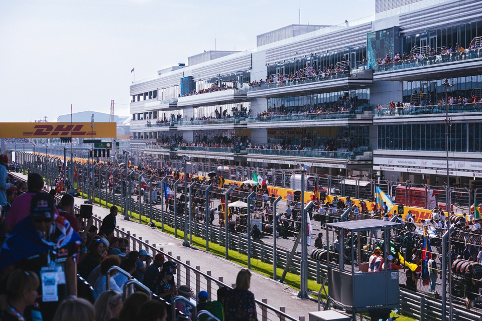 2014 Formula 1 Russian Grand Prix — Mercedes-Benz E-Class (W212), 2 л ...