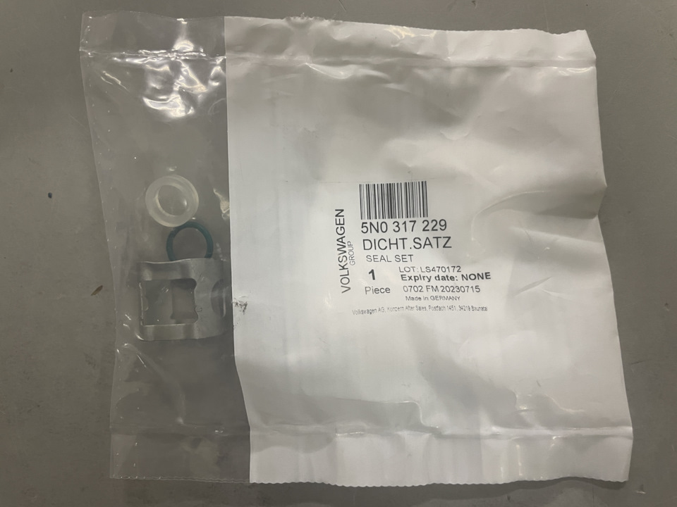 Течь трубки радиатора АКПП — Volkswagen Tiguan (1G), 2 л, 2012 года ...