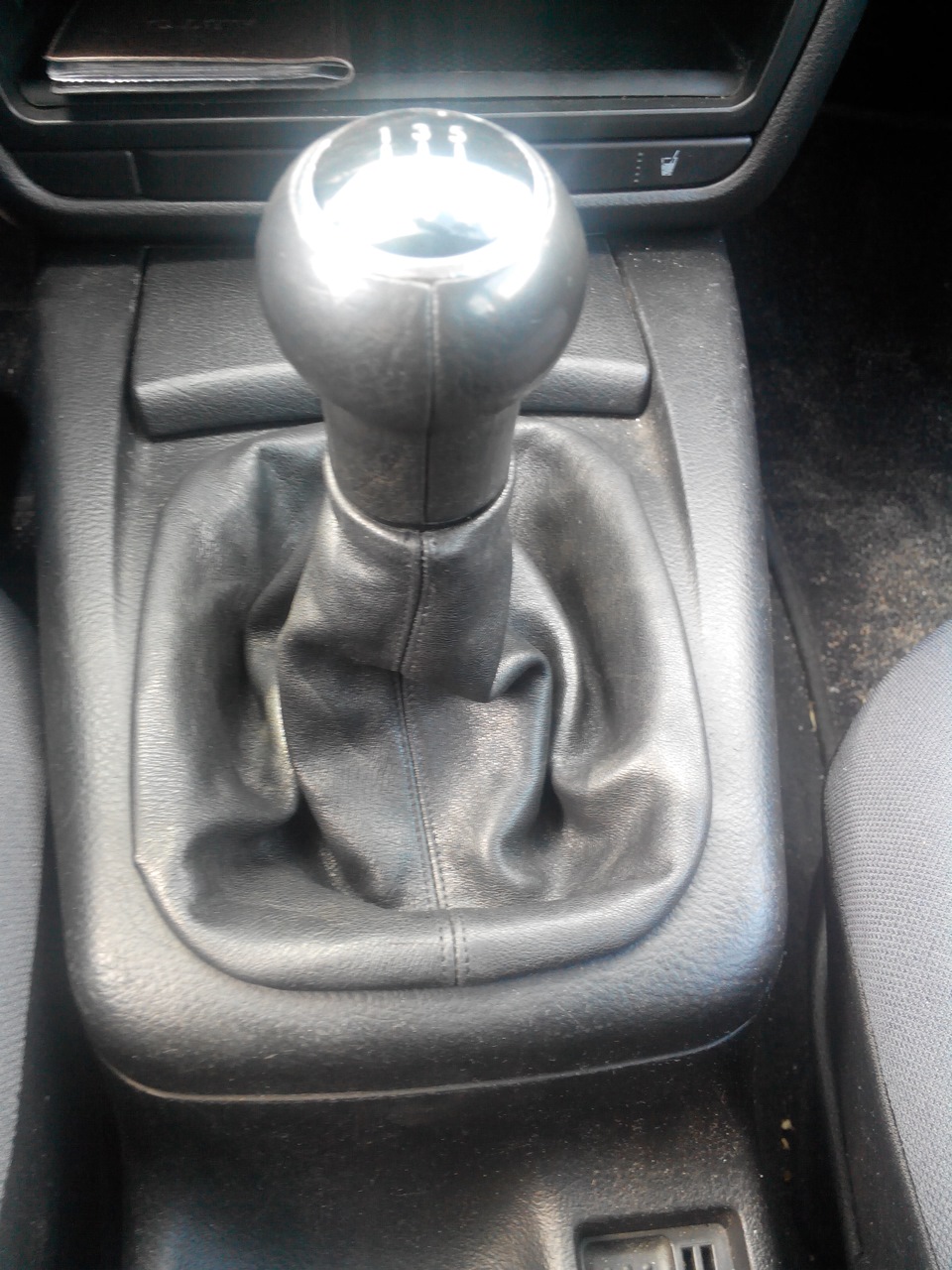 Перешил кожух рычага КПП — Volkswagen Passat B5, 1,6 л, 2000 года ...