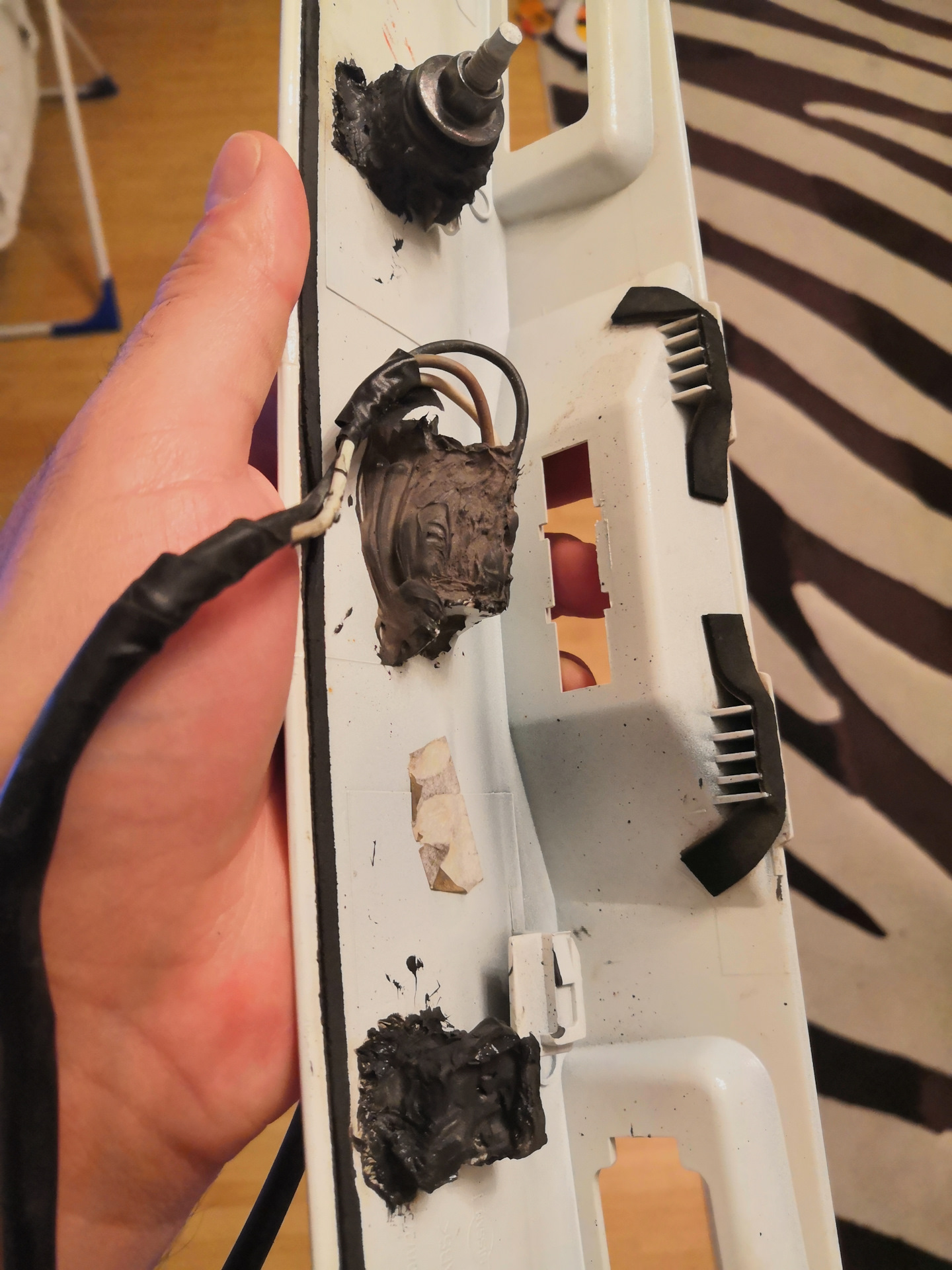 Ремонт накладки/ручки багажника — Nissan Qashqai+2, 2 л, 2012 года ...