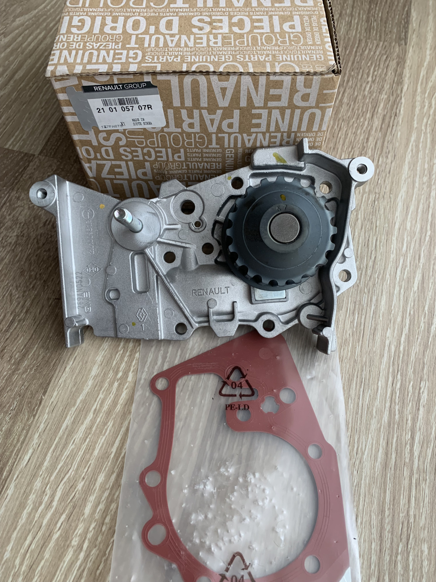 Насос водяной ( помпа ), Renault / Nissan / Lada . K4M / K4J . 210105707R / 210100753R / Valeo ...