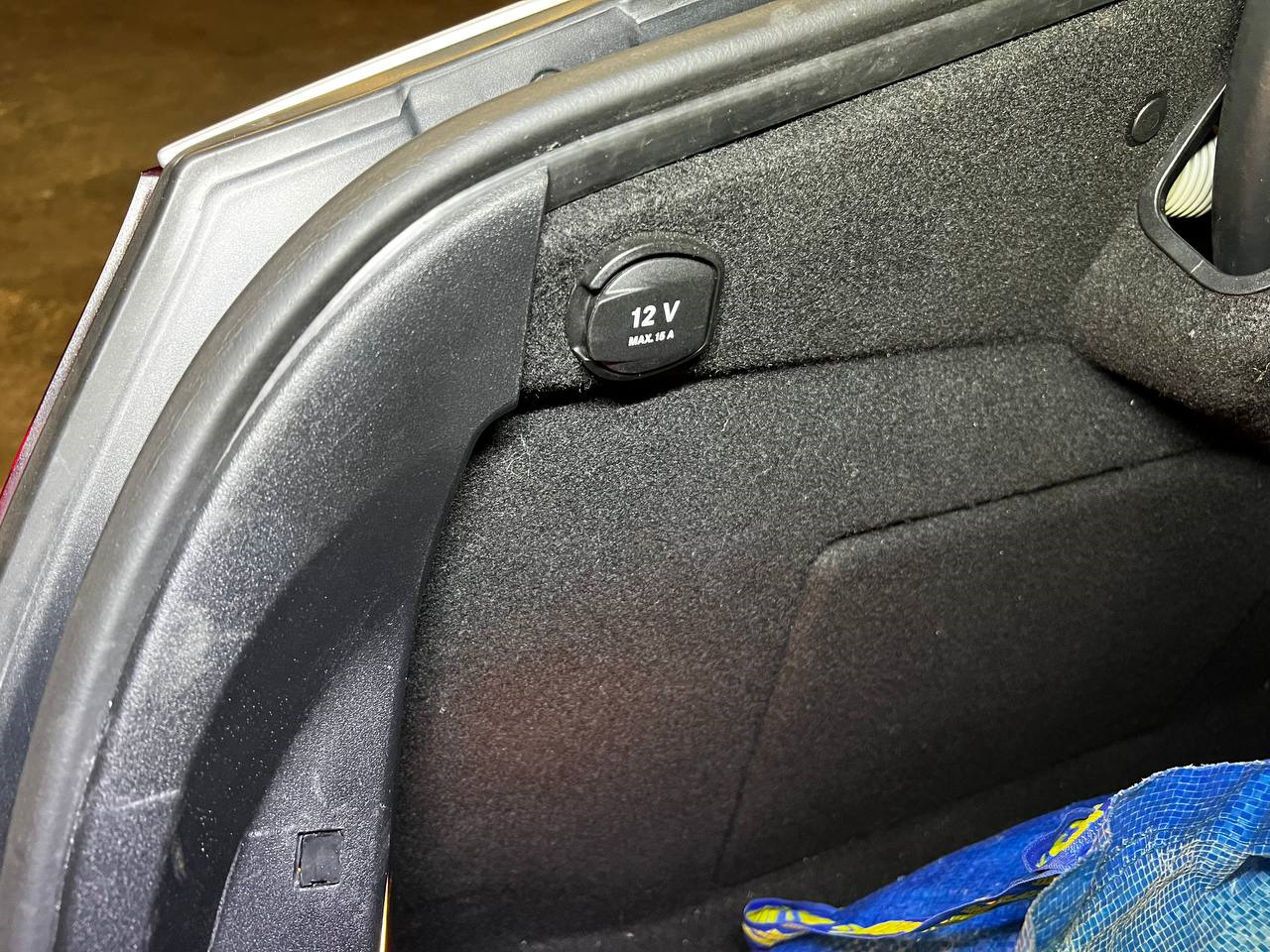 Розетка в багажник. Опция 763 — Mercedes-Benz CLS (W219), 3,5 л, 2008 ...