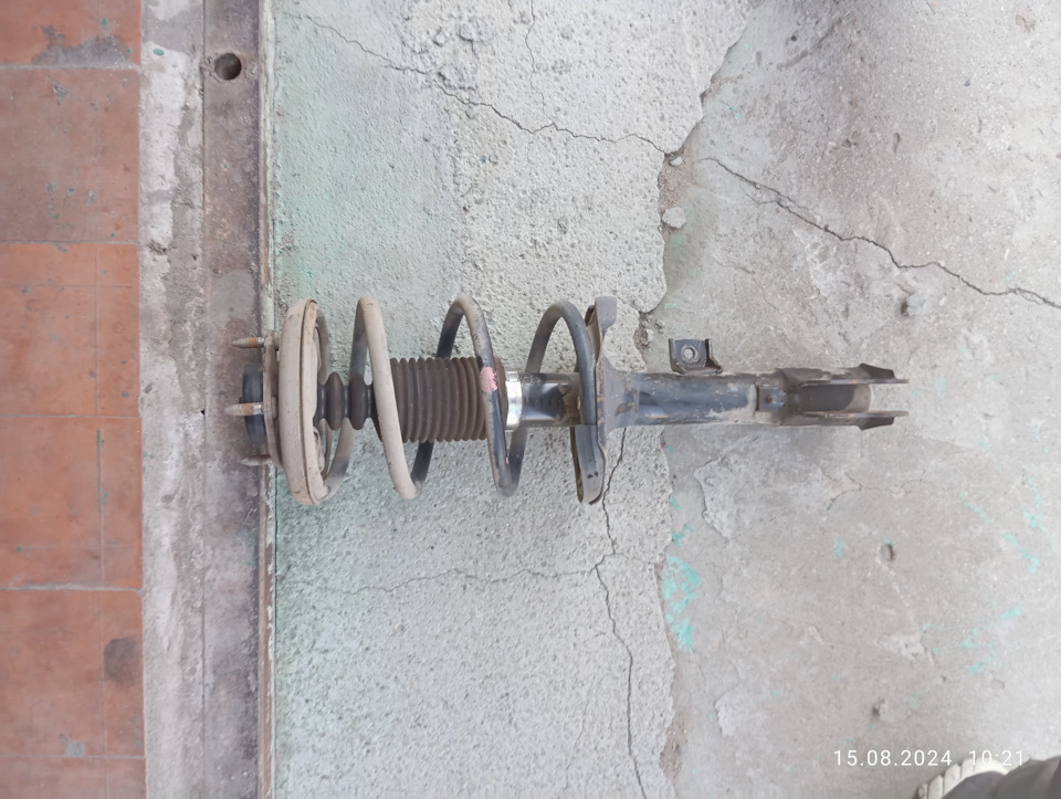 Замена проставки передний пружины, нижняя. — Mitsubishi Outlander XL, 3 ...