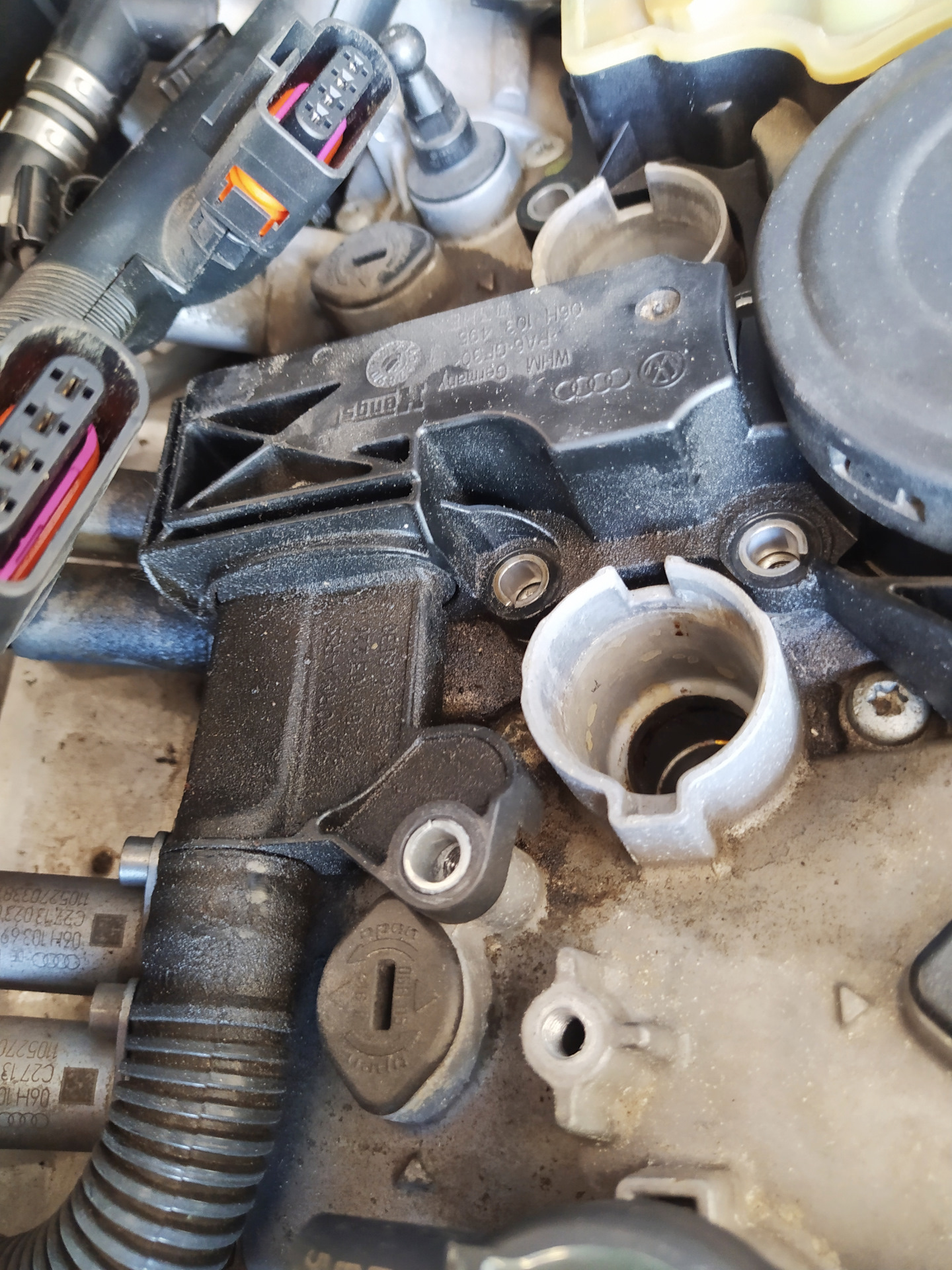 Замена прокладки и уплотнительного кольца на маслоотделителе — Audi A6 ...