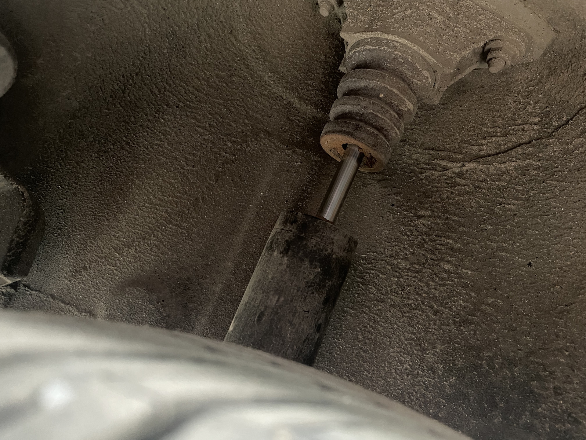 Замена отбойников задних амортизаторов — Mazda Demio (4G), 1,5 л, 2017 ...