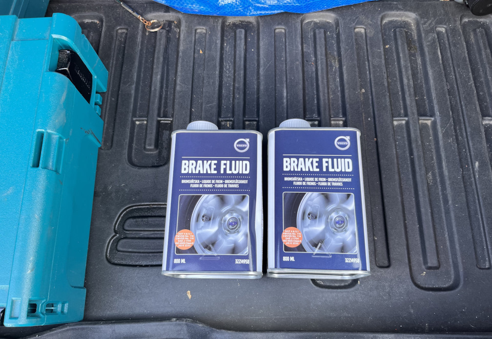 Плановая замена тормозной жидкости — Volvo S80 (2G), 2,5 л, 2010 года ...