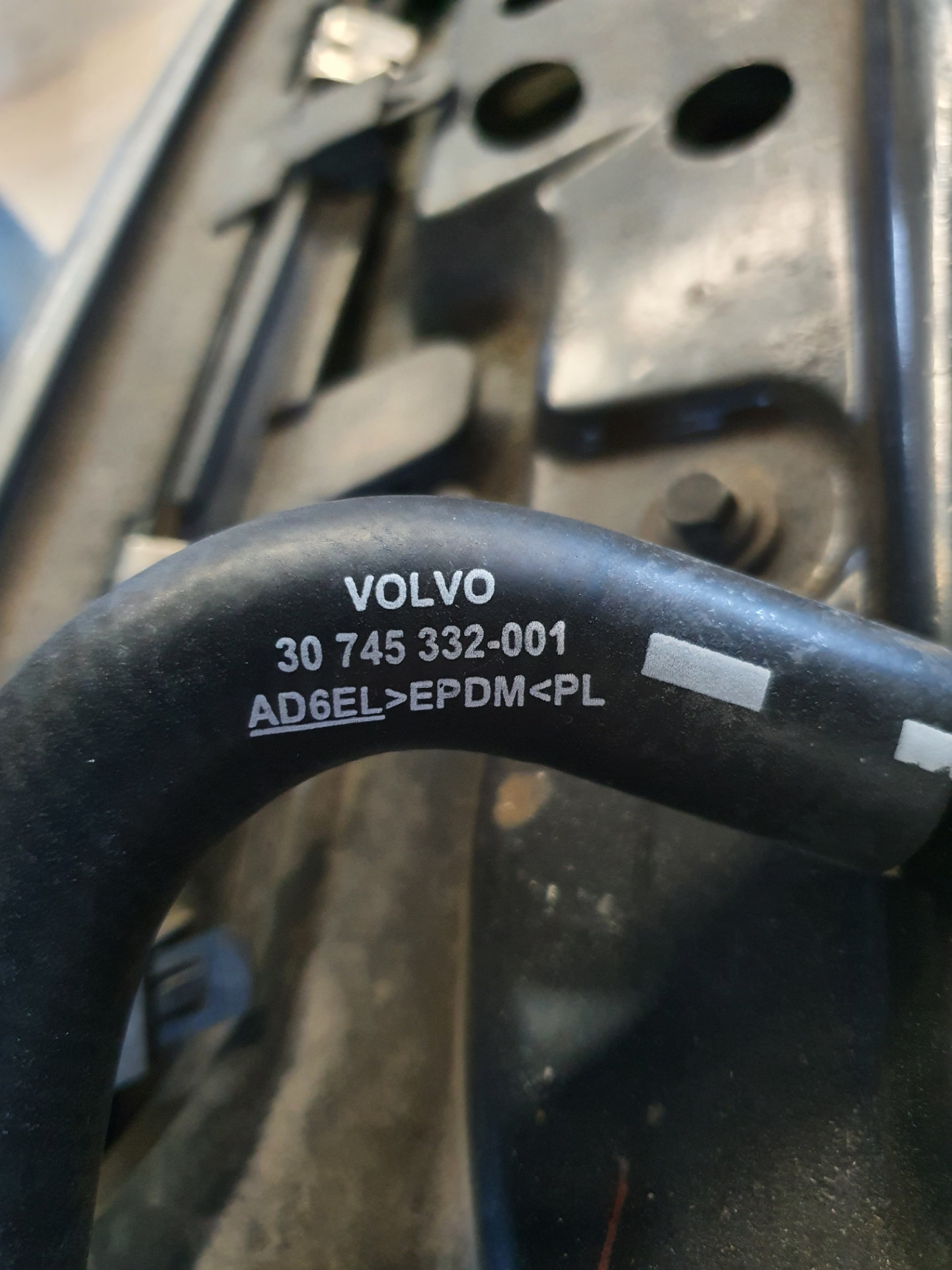 Замена патрубка отопителя — Volvo S80 (1G), 2,4 л, 2006 года | поломка ...