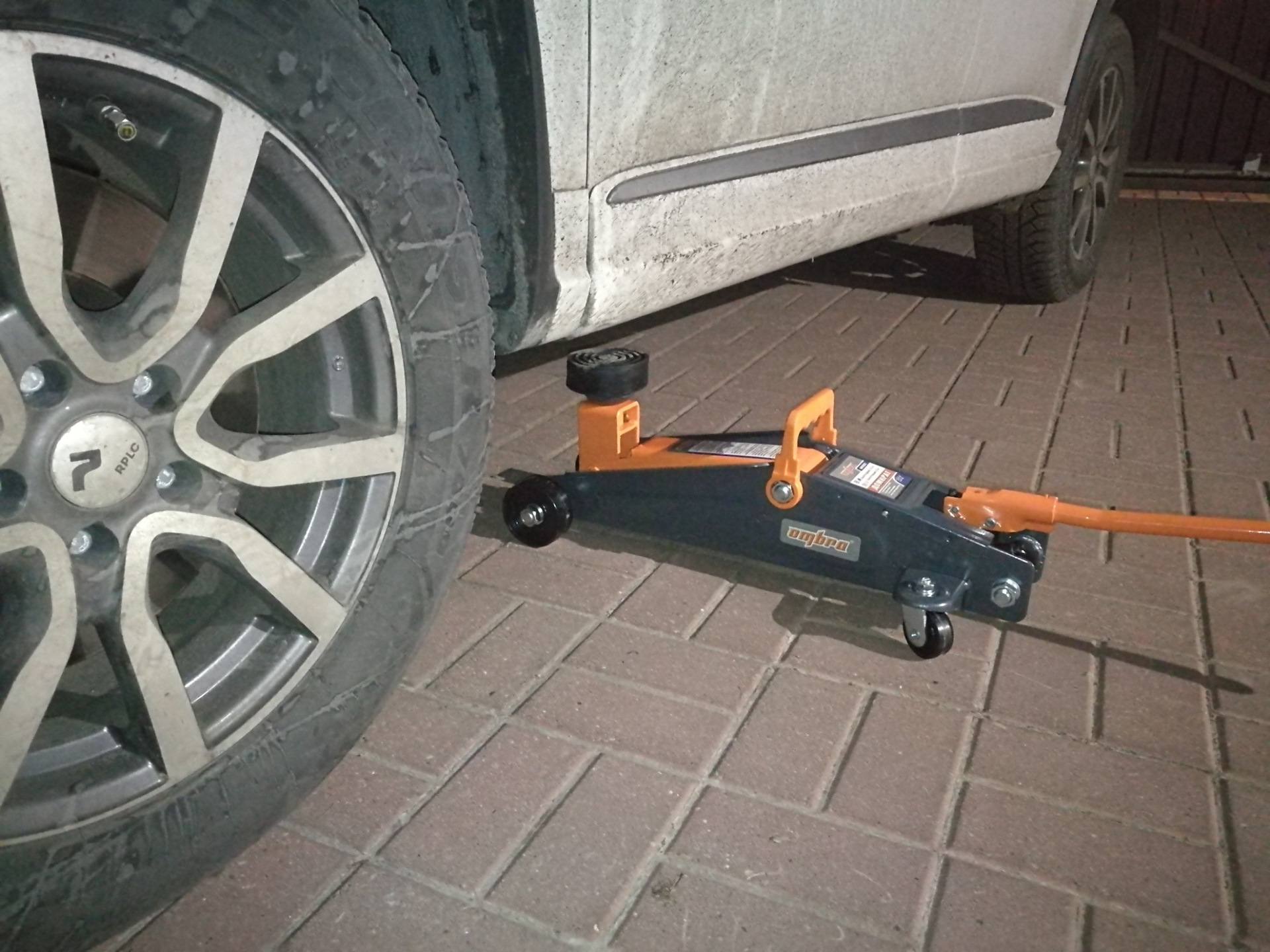 Домкрат OMBRA OHT203. Тяжелая артиллерия) — Volkswagen Tiguan (1G), 2 л ...