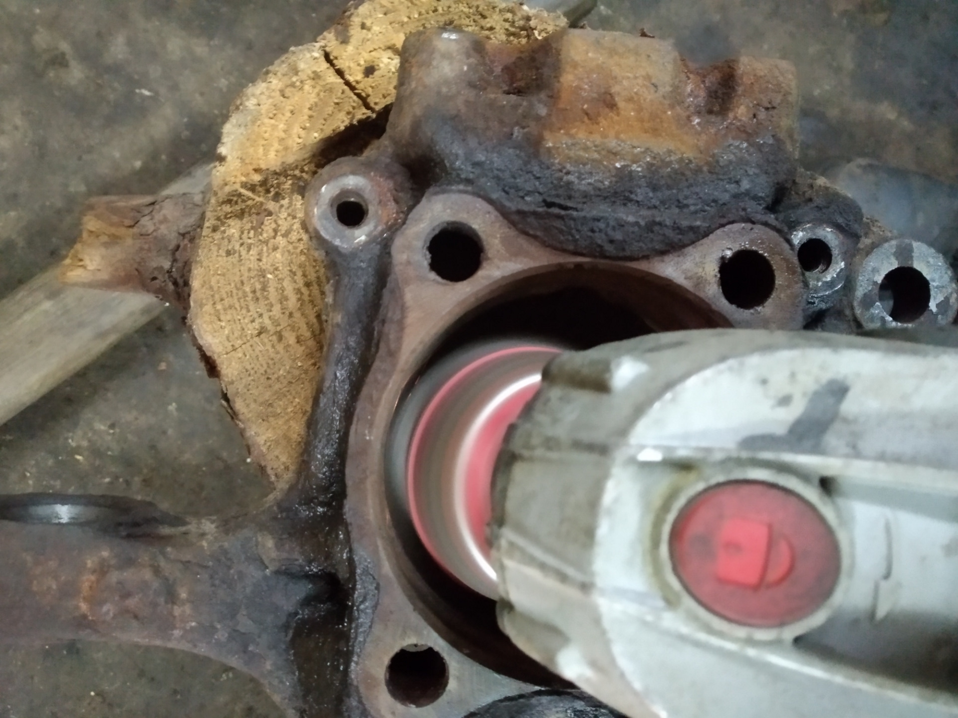 Замена передней левой ступицы SKF — Volvo XC90 (1G), 2,4 л, 2005 года ...