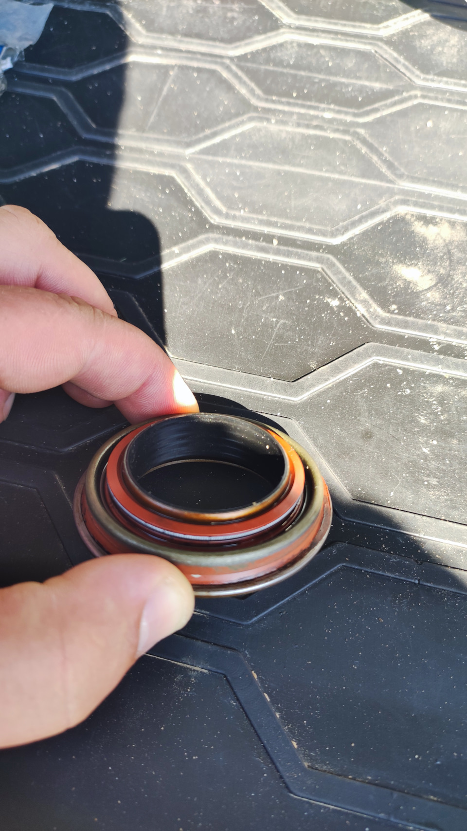 Замена правого сальника приводного вала раздаточный каробки — Ford ...