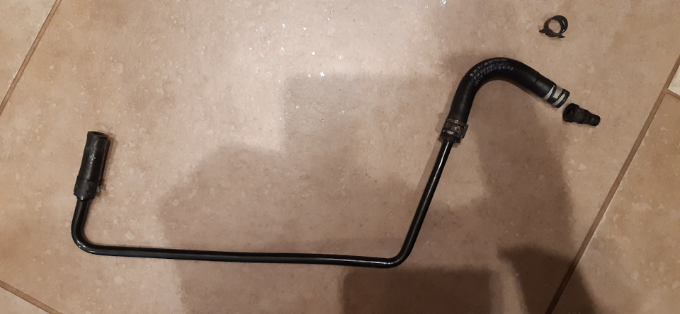 Замена штуцера A 003 997 06 89 шланга вентиляции расширительного бачка ...