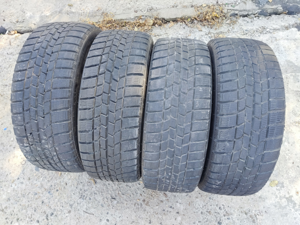 Шины зимние нешипованные Goodyear 215/45 R17, литые диски Toyota 7Jx17 ...