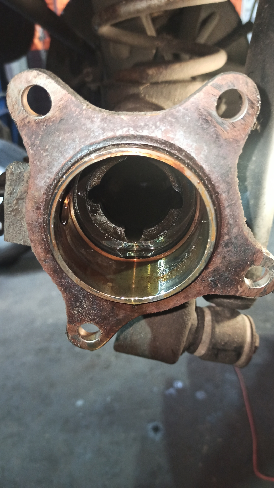 Замена масла, передние пружины, подшипник задней правой полуоси ...