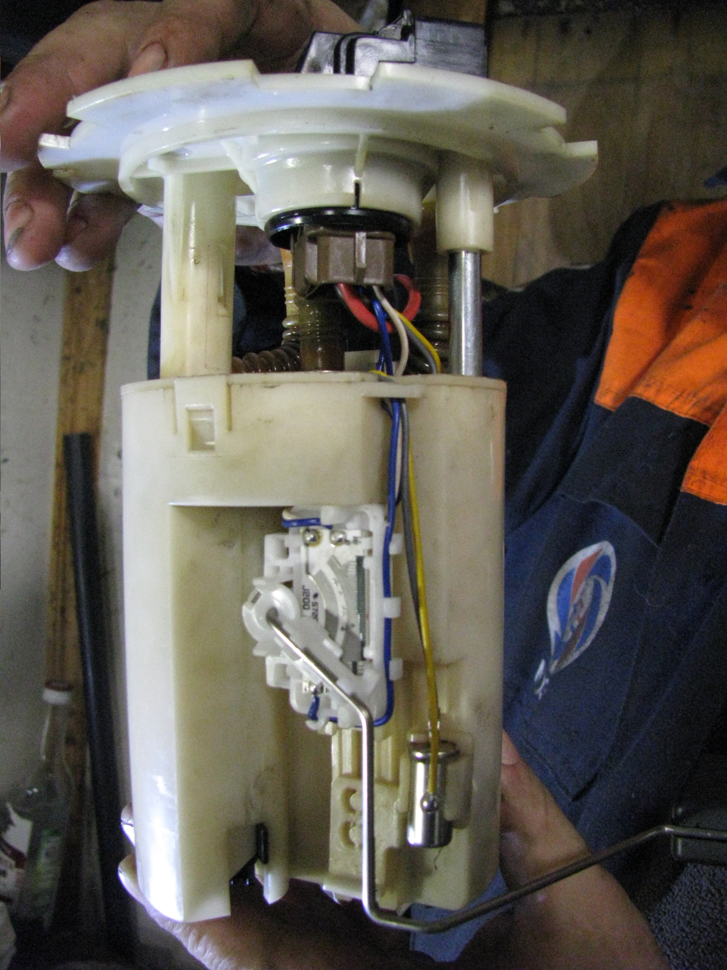 Замена датчика уровня топлива (ДУТ) — Chevrolet Lacetti SW, 1,6 л, 2008 ...