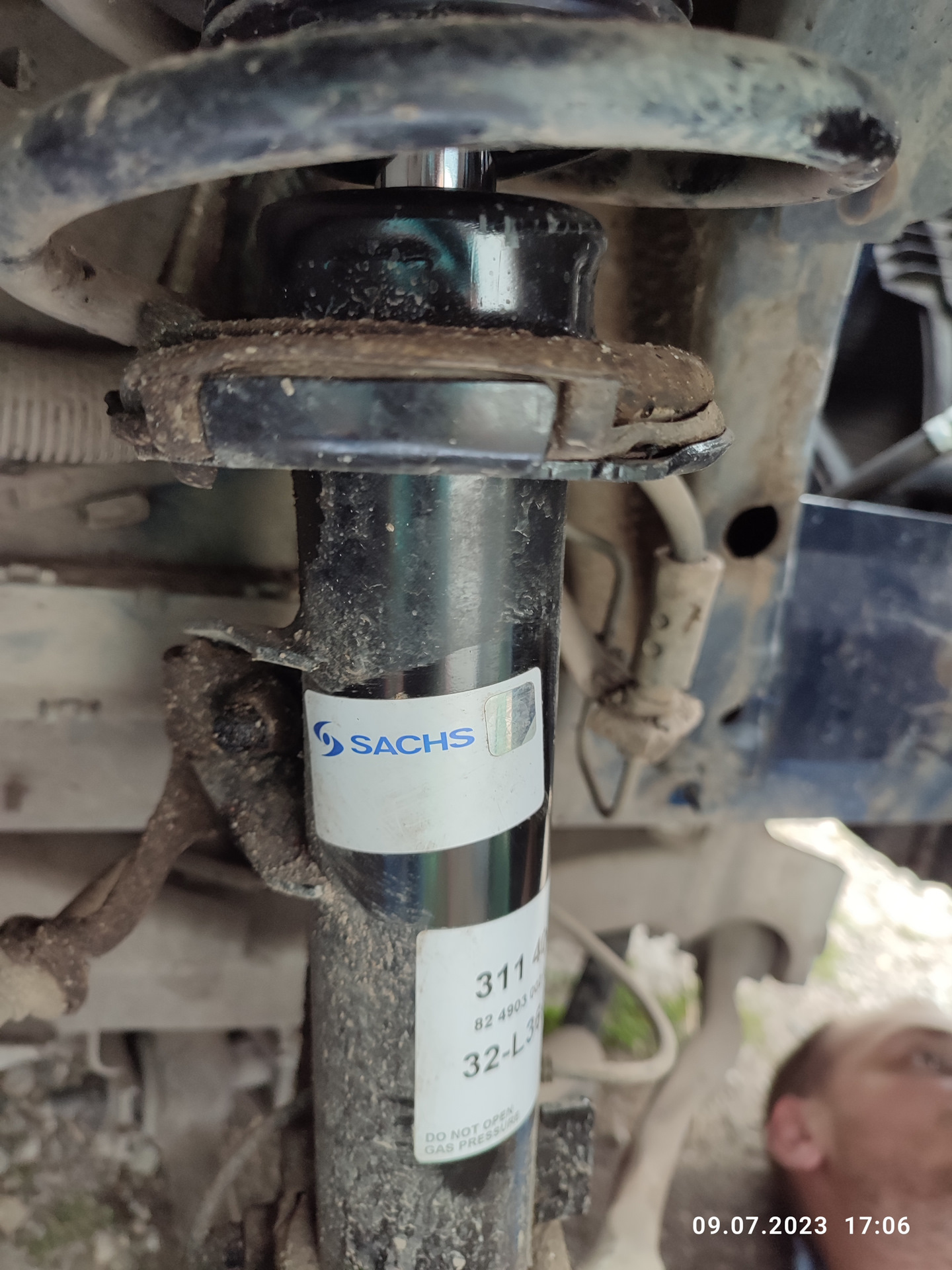 Замена передних амортизаторов — BMW 3 series (E90), 2 л, 2011 года ...