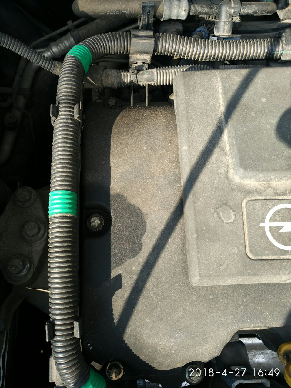 Запотевание вокруг болта крепления клапанной крышки — Opel Astra J, 1,4 ...