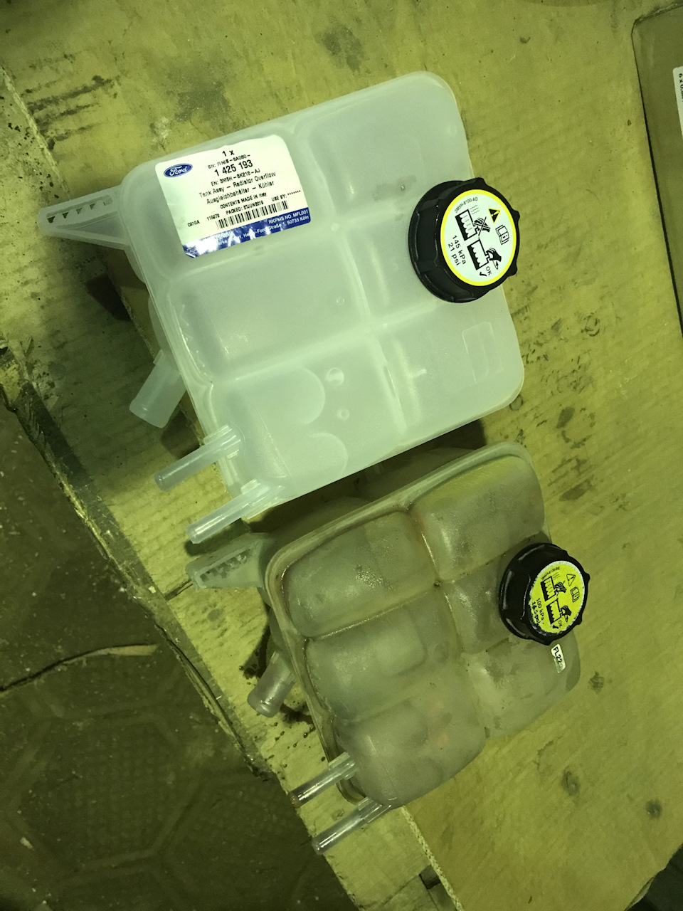 1425193 Бачок расширительный / C-Max, Focus-II, Kuga 04~ Ford ...