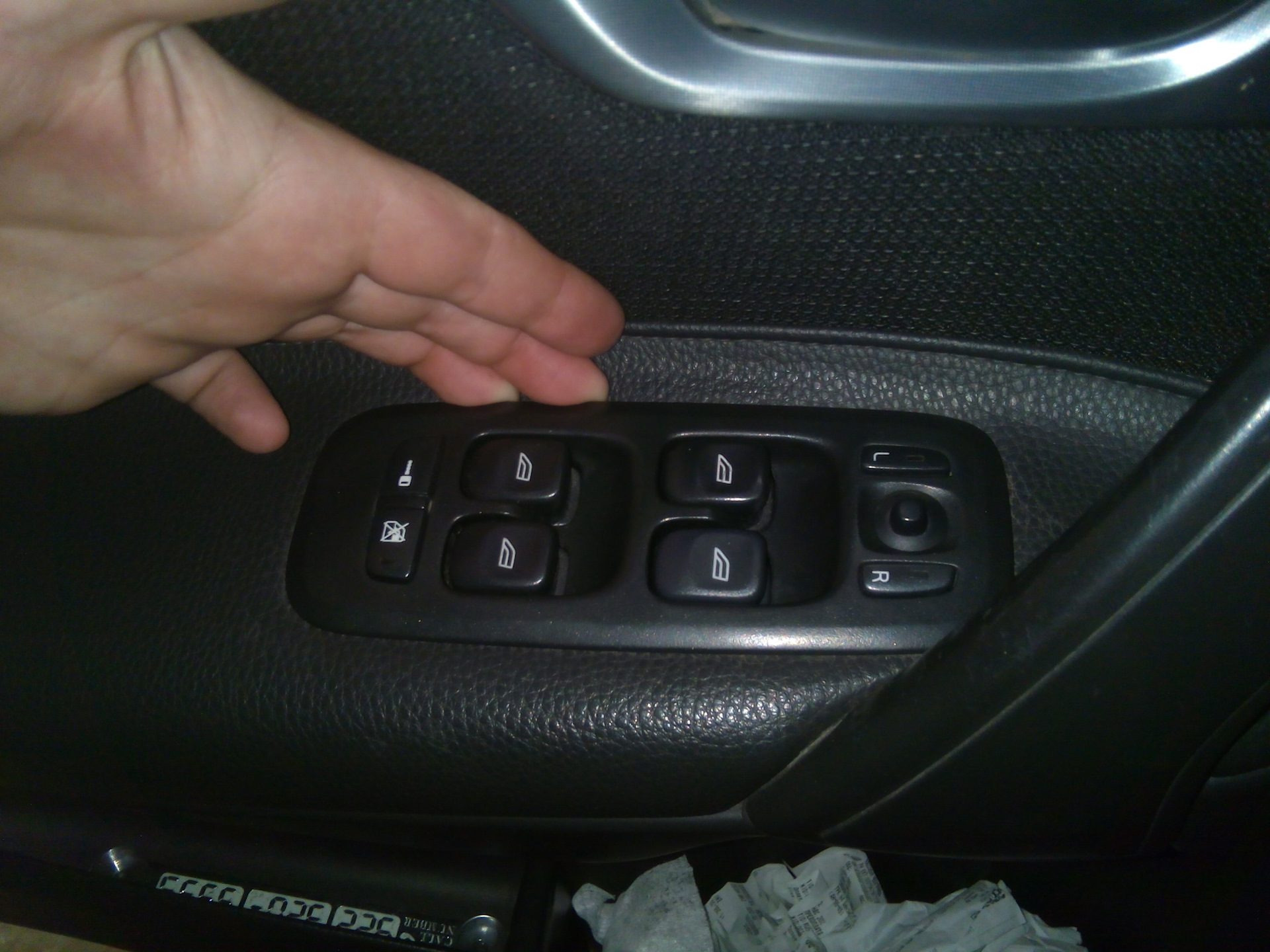 Замена кнопки стеклоподьёмника водительской двери. — Volvo S60 (1G), 2 ...