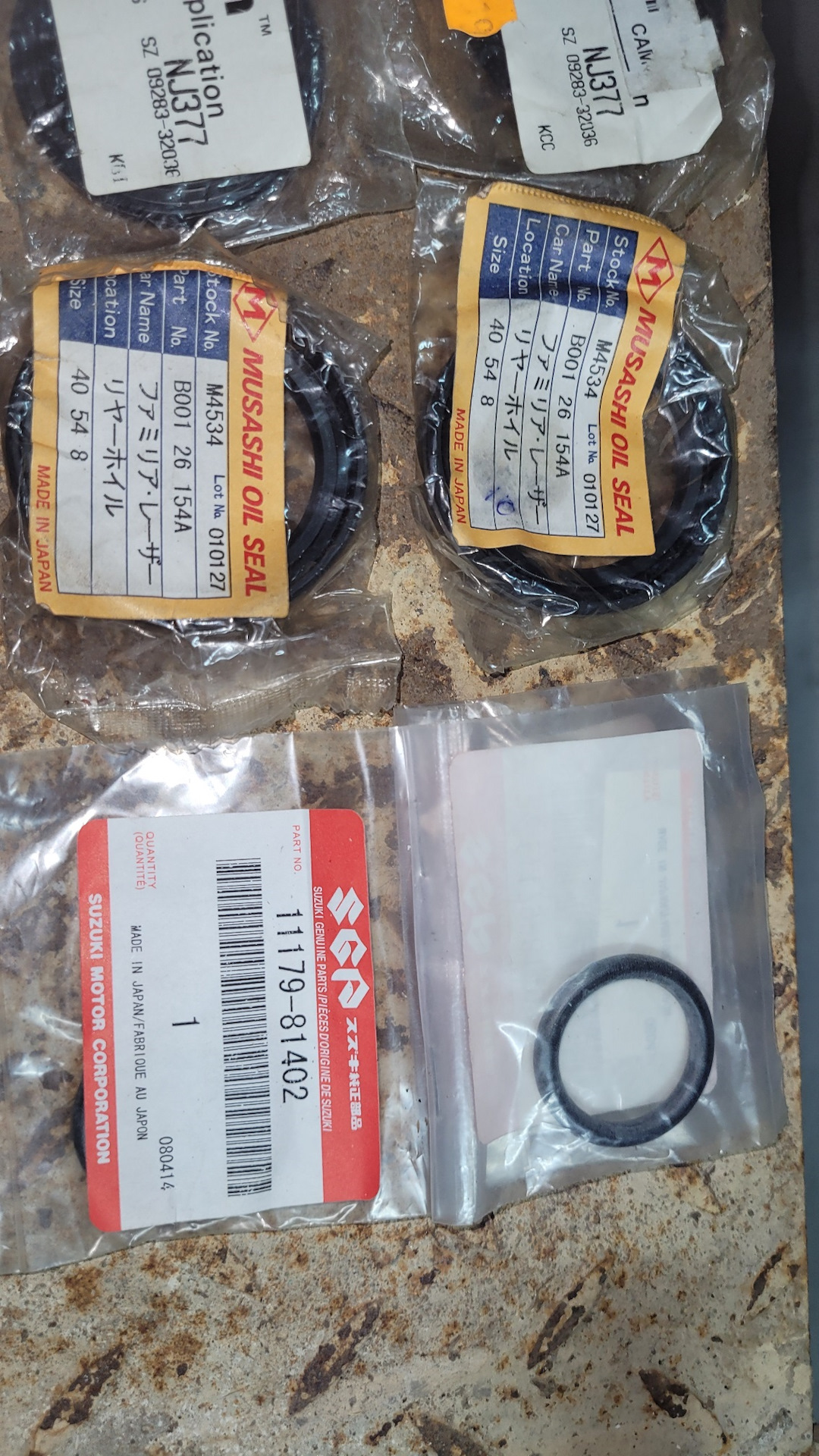 остались запчасти — фланец кулака поворотного с колпаком и сальники ...